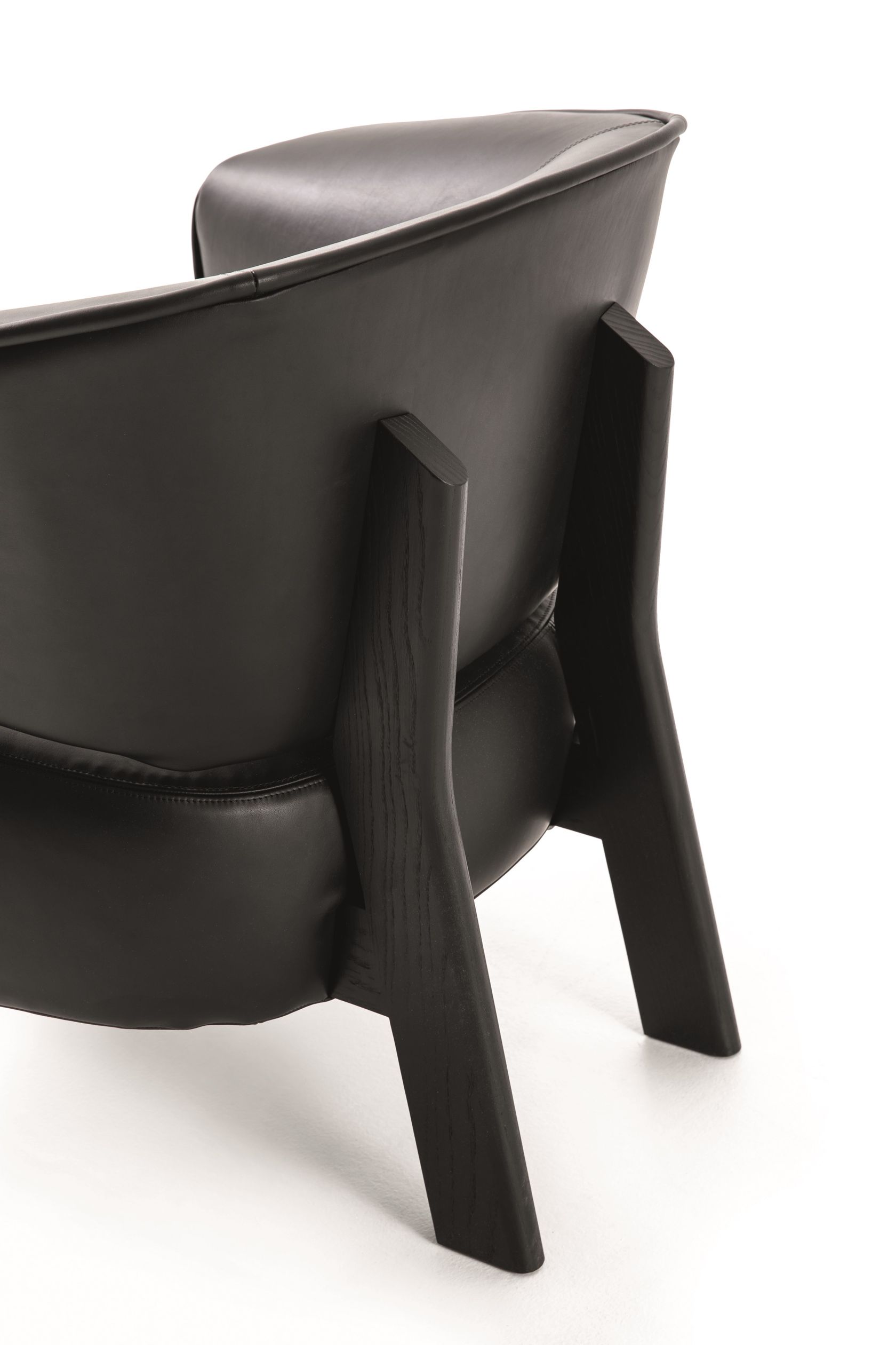 BACK-WING ARMCHAIR Leather armchair with armrests By Cassina