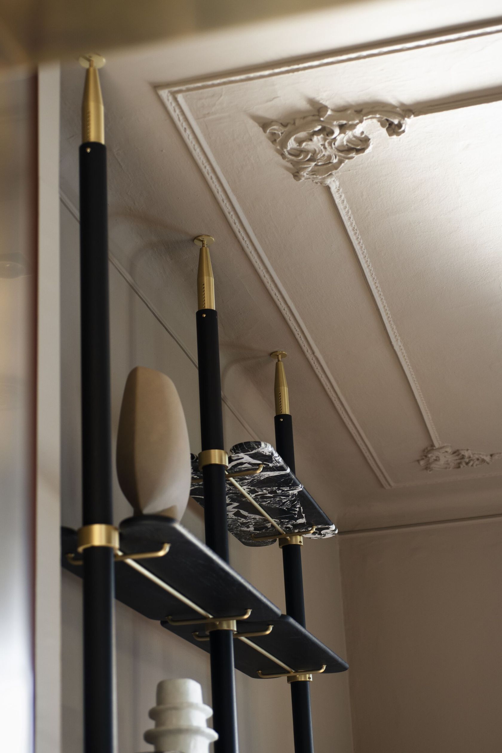 LLOYD Floor-ceiling mounted bookcase By BAXTER