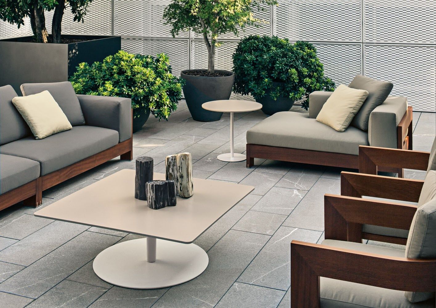 BELLAGIO OUTDOOR Outdoor side table By Minotti | design Gordon Guillaumier
