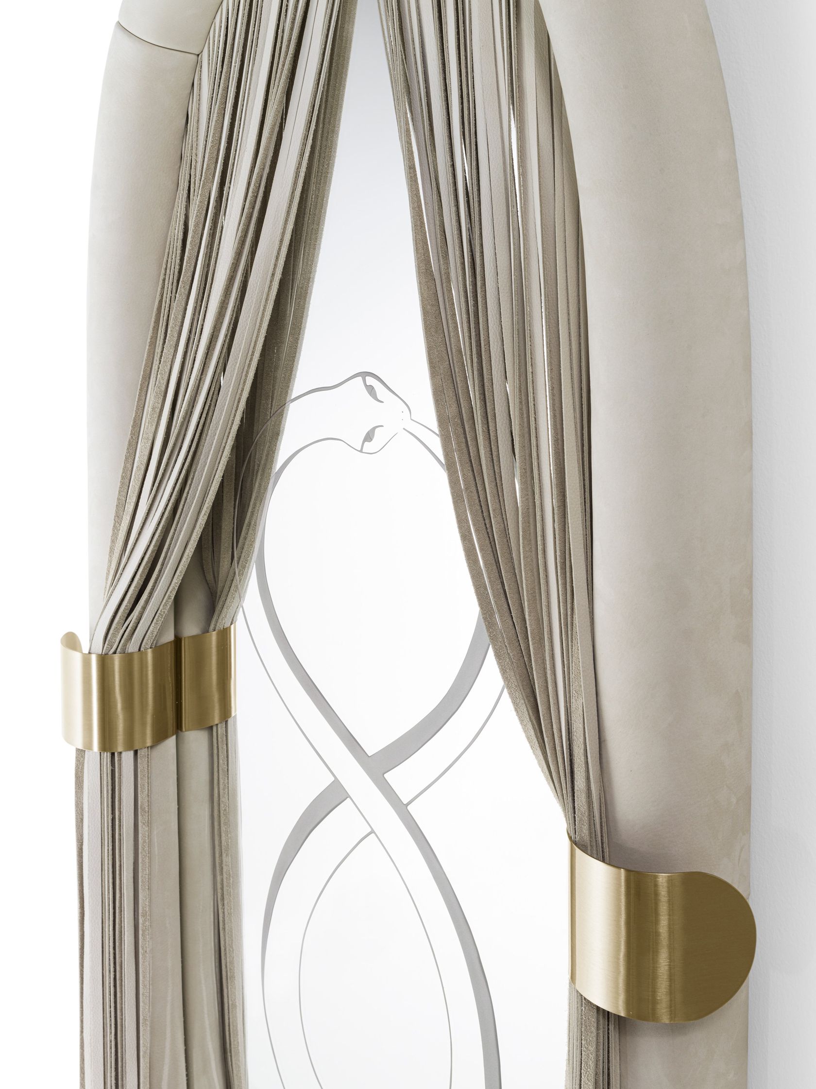 BLANCHE Mirror By Visionnaire | design Studiopepe