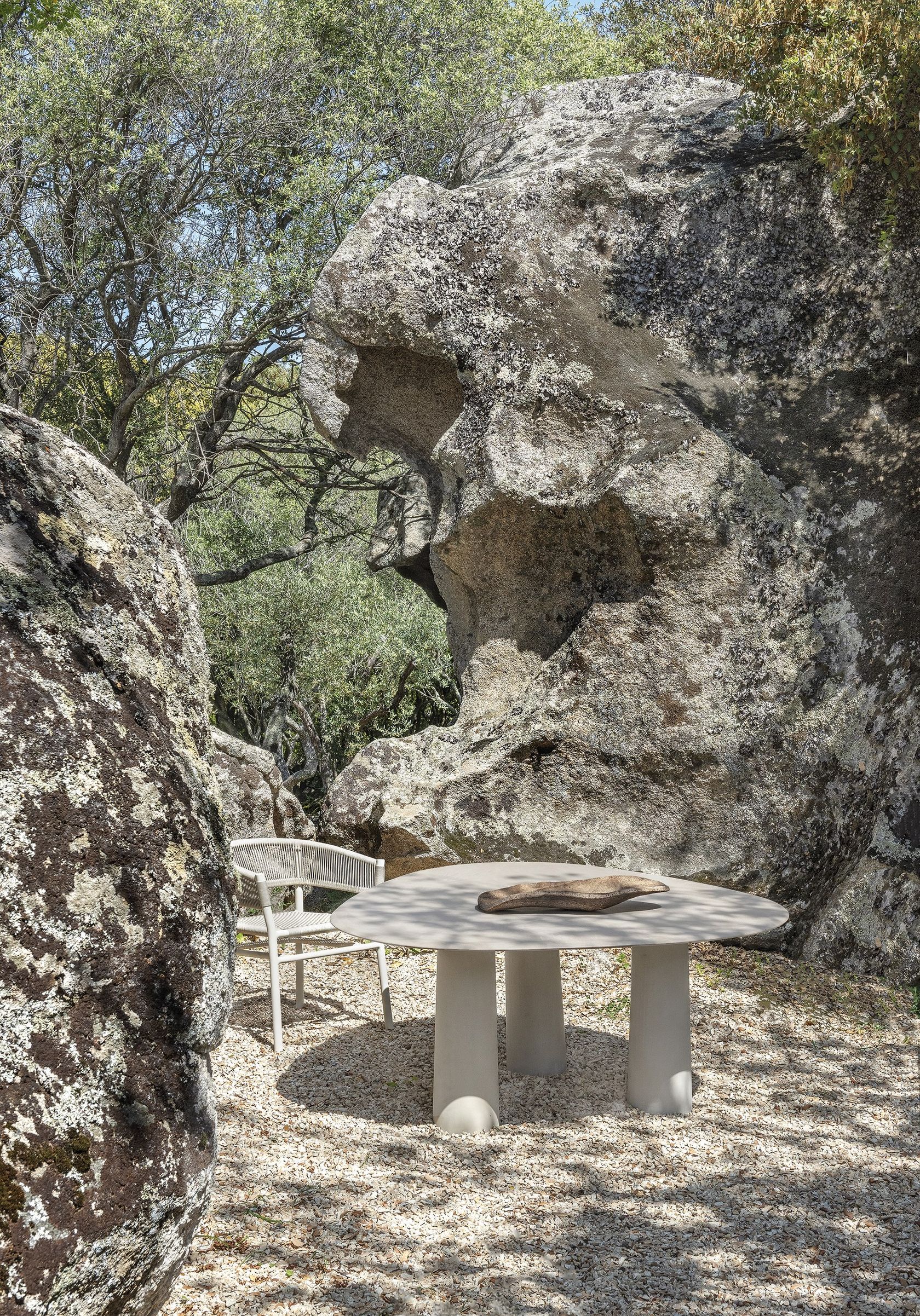 BOLD Cement table By Ethimo