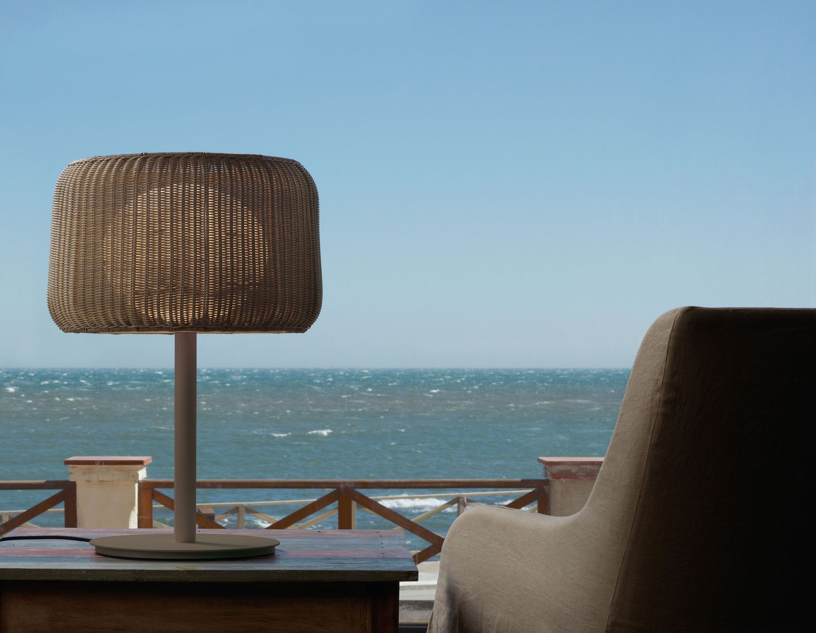 FORA M Lampe de table de fibres synthétiques By Bover | design Gonzalo Milà, Alex Fernández Camps