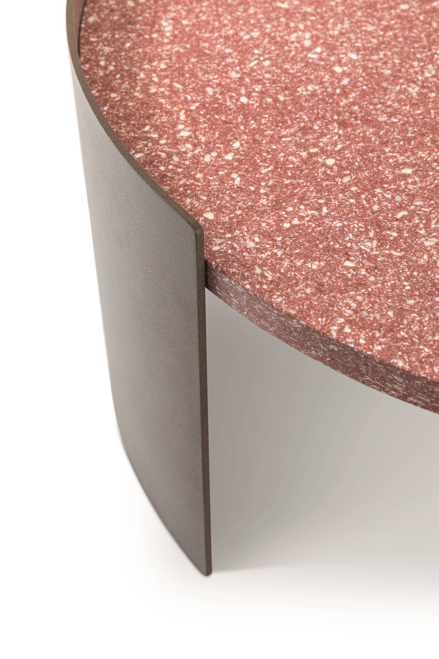 BOWY OUTDOOR Round plate garden side table By Cassina