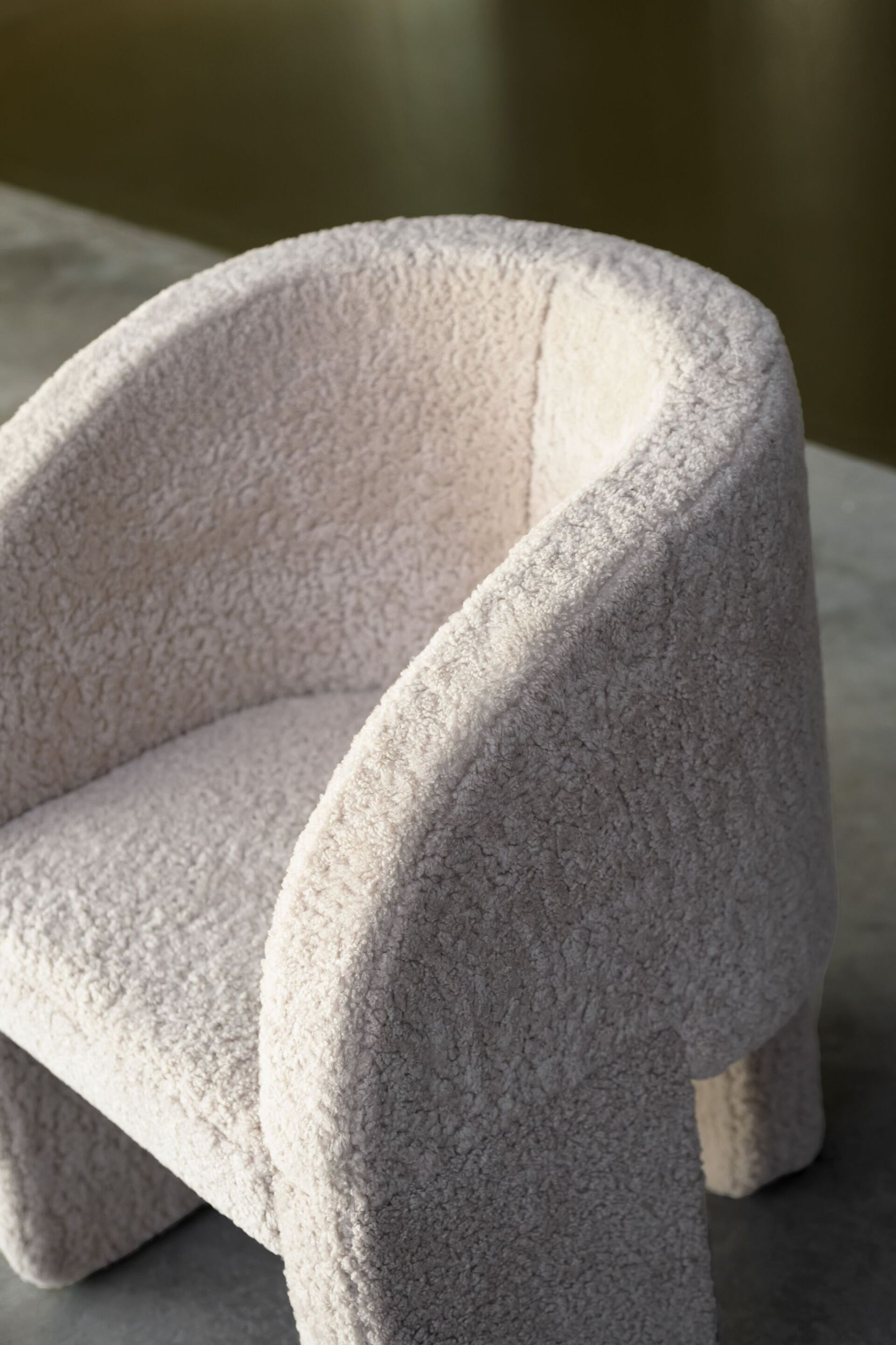 LAZYBONES MOUTON Natural sheepskin easy chair By Baxter | design Studiopepe