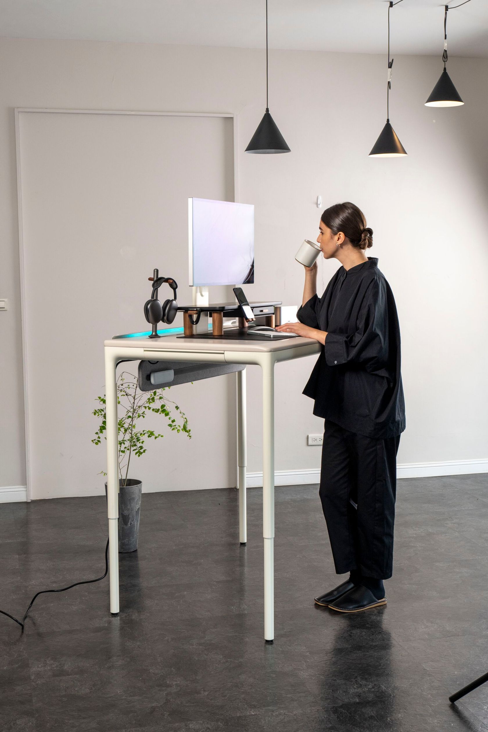 TENON MINI Height-adjustable plywood office desk By Beflo