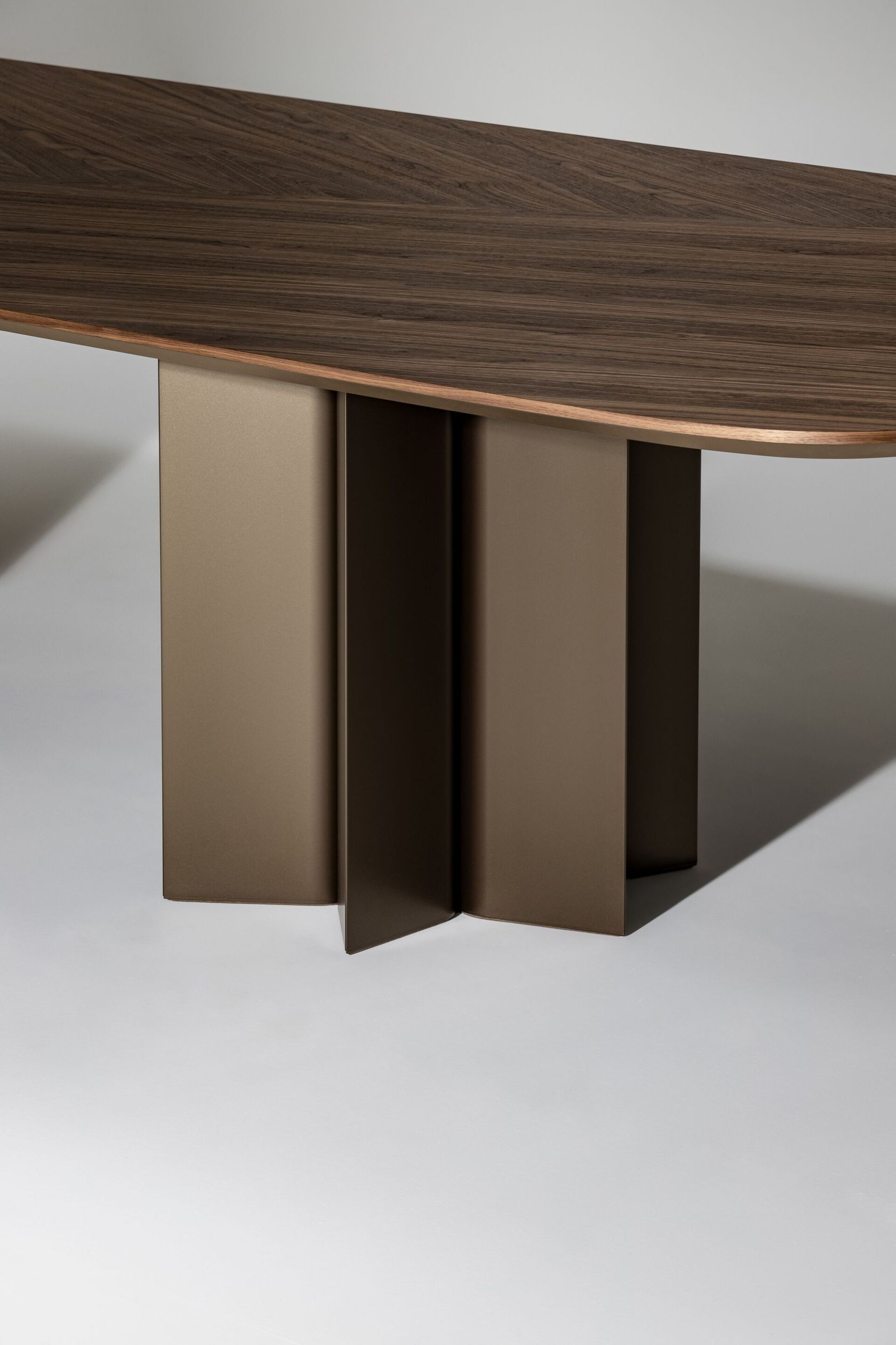 GEOMETRIC TABLE Barrel-shaped dining table By Bonaldo | design Alain Gilles