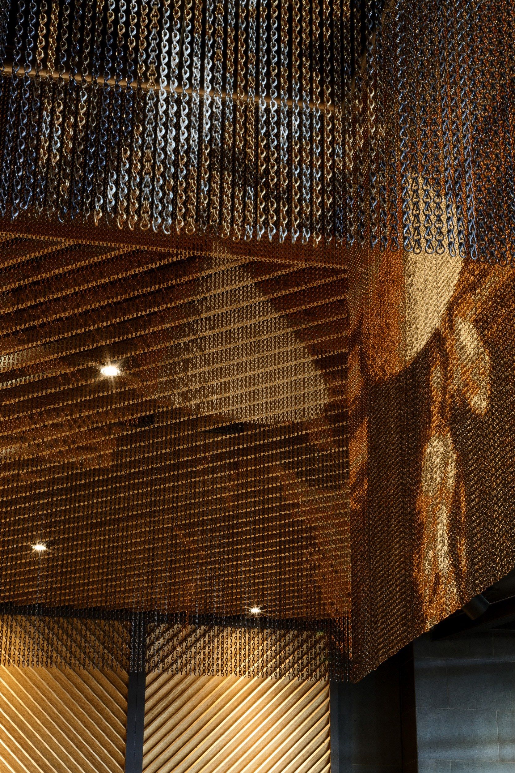 CEILING CONCENTRIC SQUARE Aluminium chain curtain By Kriskadecor