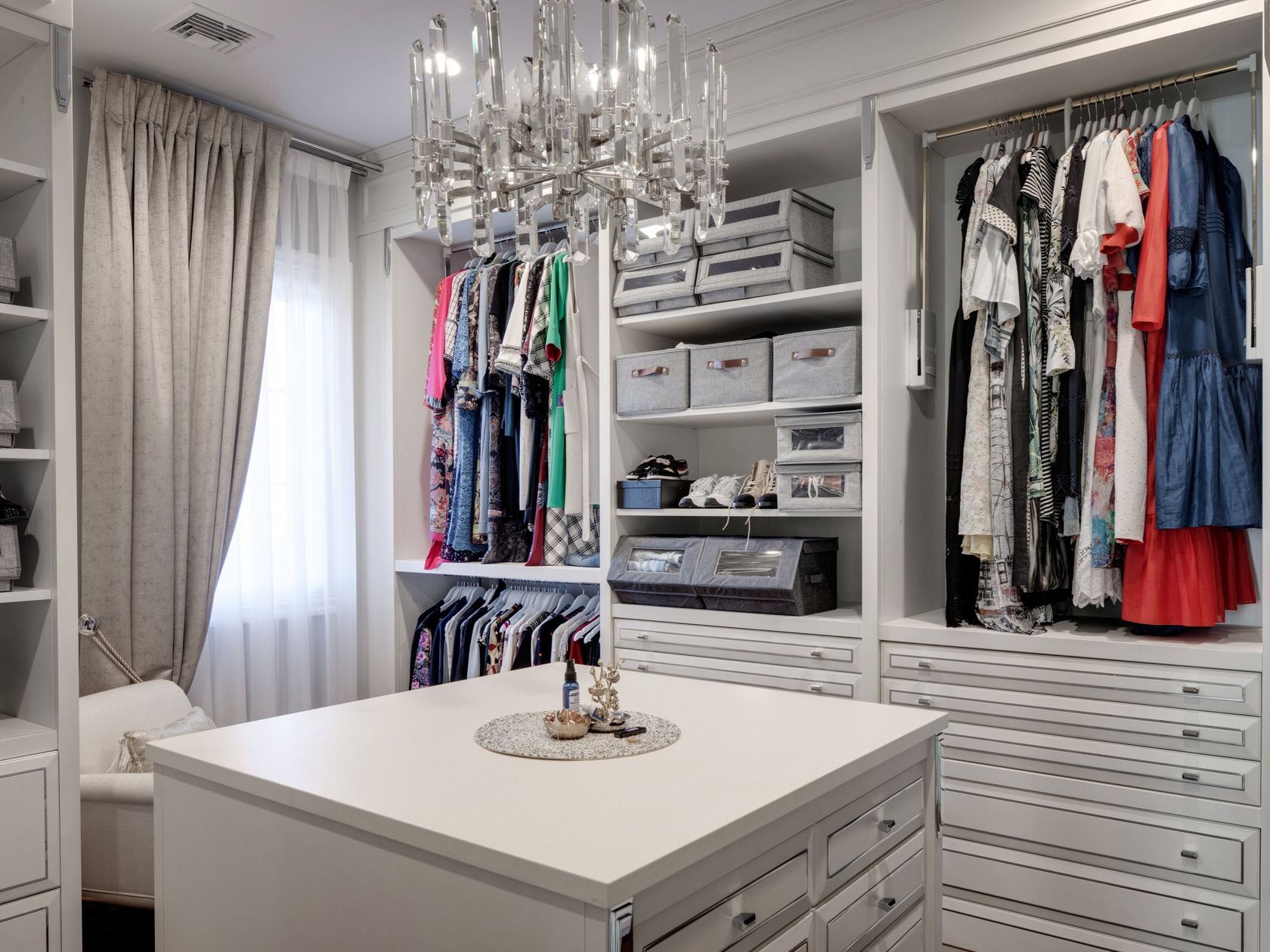 CHICAGO - NORTH SHORE | Walk-in wardrobe By Martini Interiors