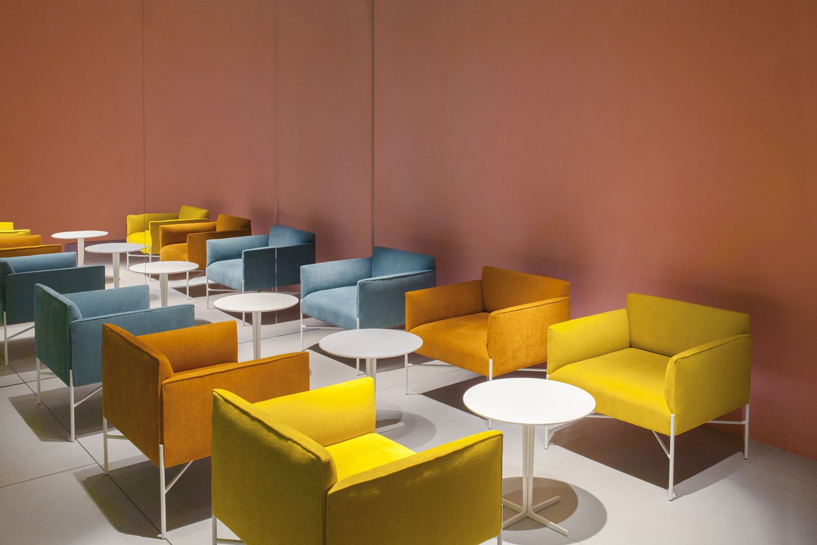 CHILL-OUT | Poltrona con braccioli By Tacchini design Gordon Guillaumier