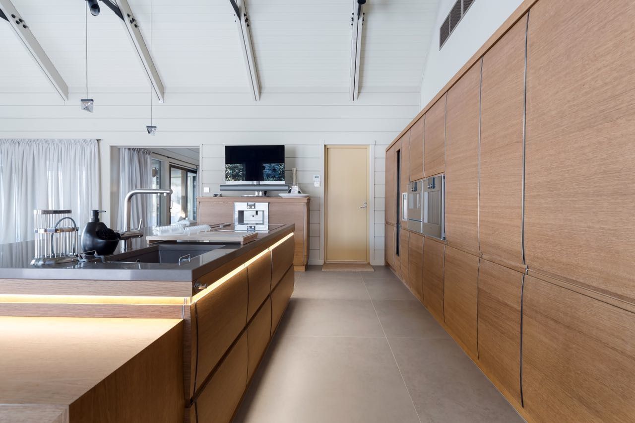 CHRONOS Wooden kitchen with peninsula By L'Ottocento