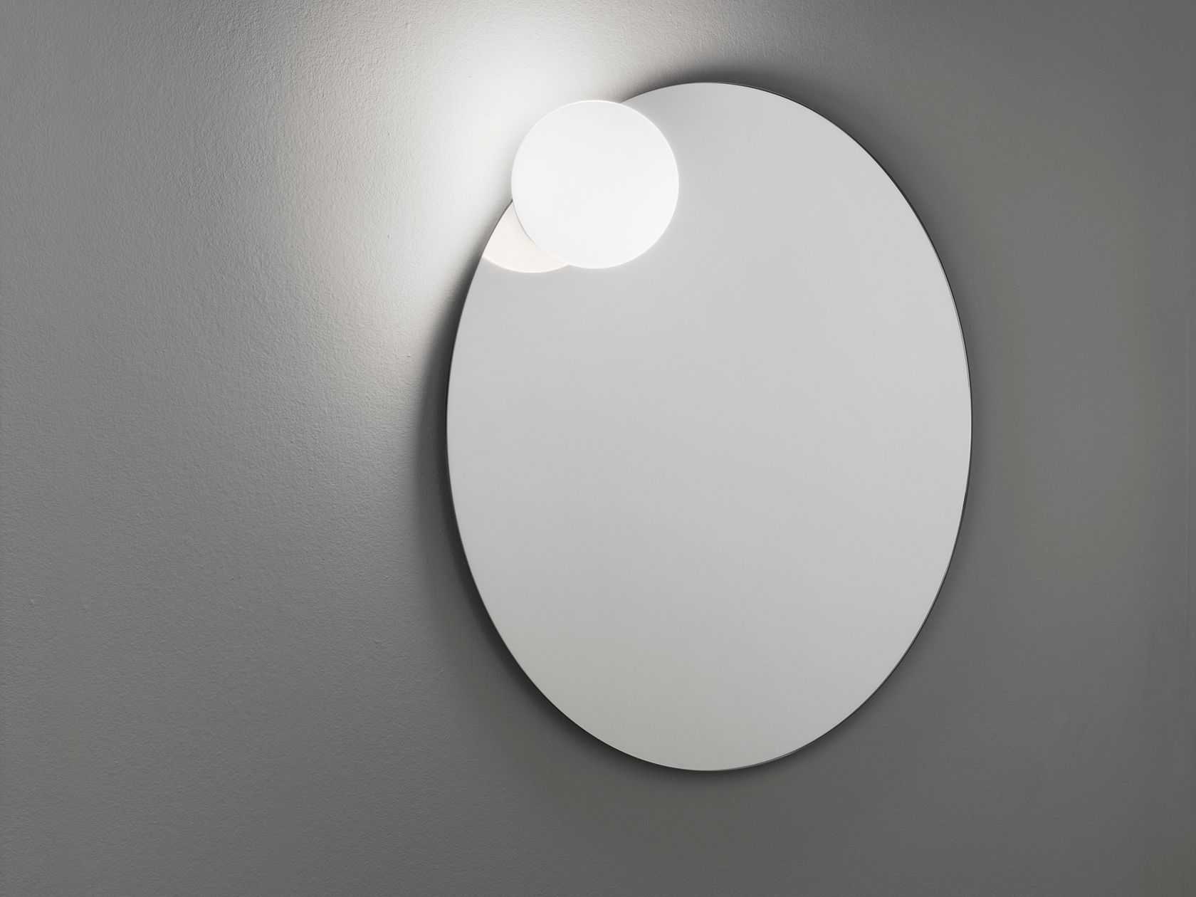 CIRC Round wall-mounted mirror with integrated lighting By Estiluz