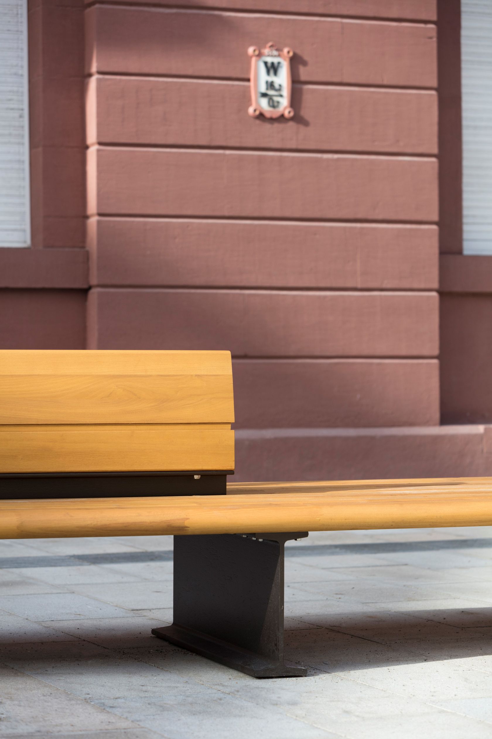 Steel bench painted with solid Iroko wood slats COMUNITARIO By ...