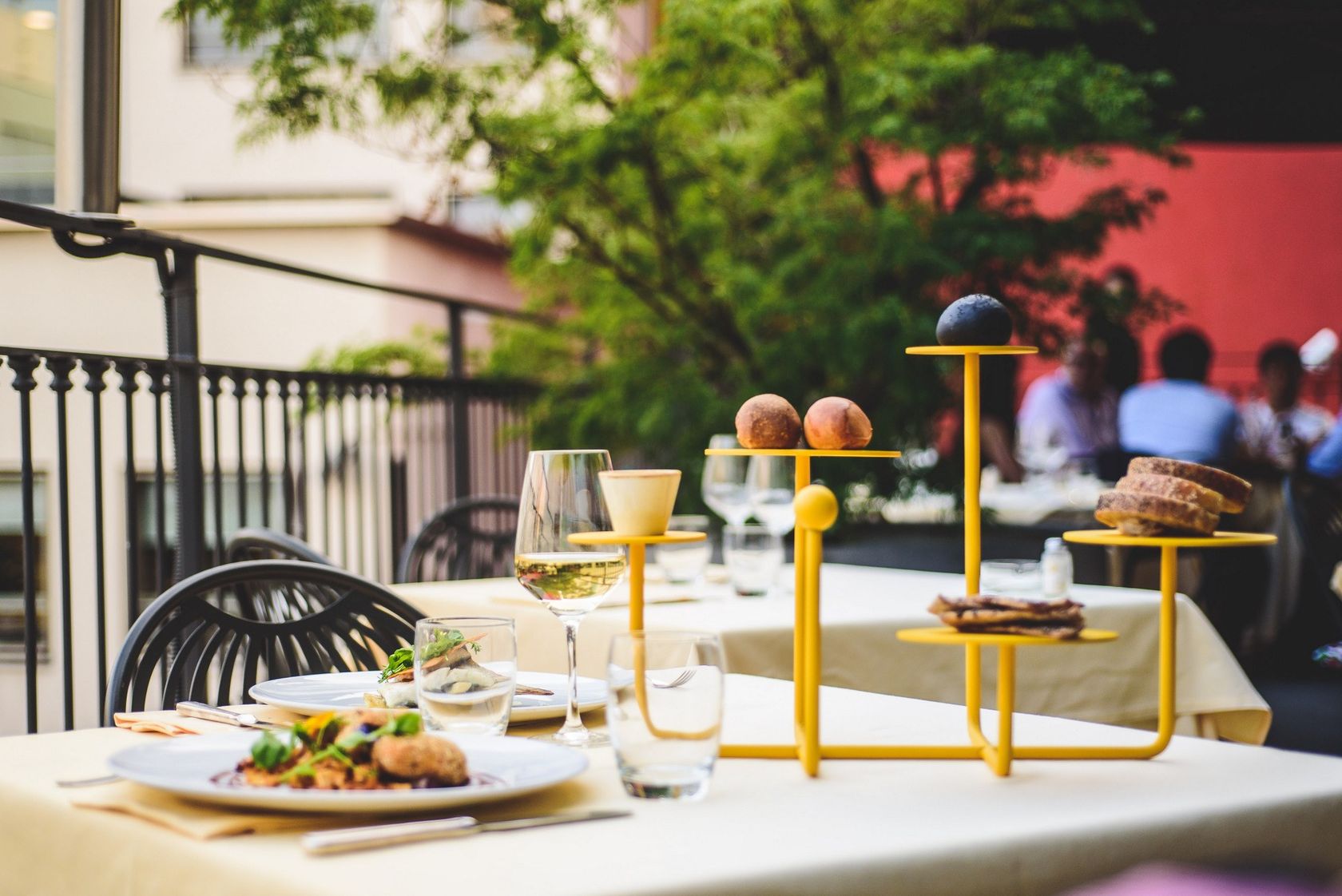 Powder coated steel multi-level stand for pastries CORAL Roommate ...