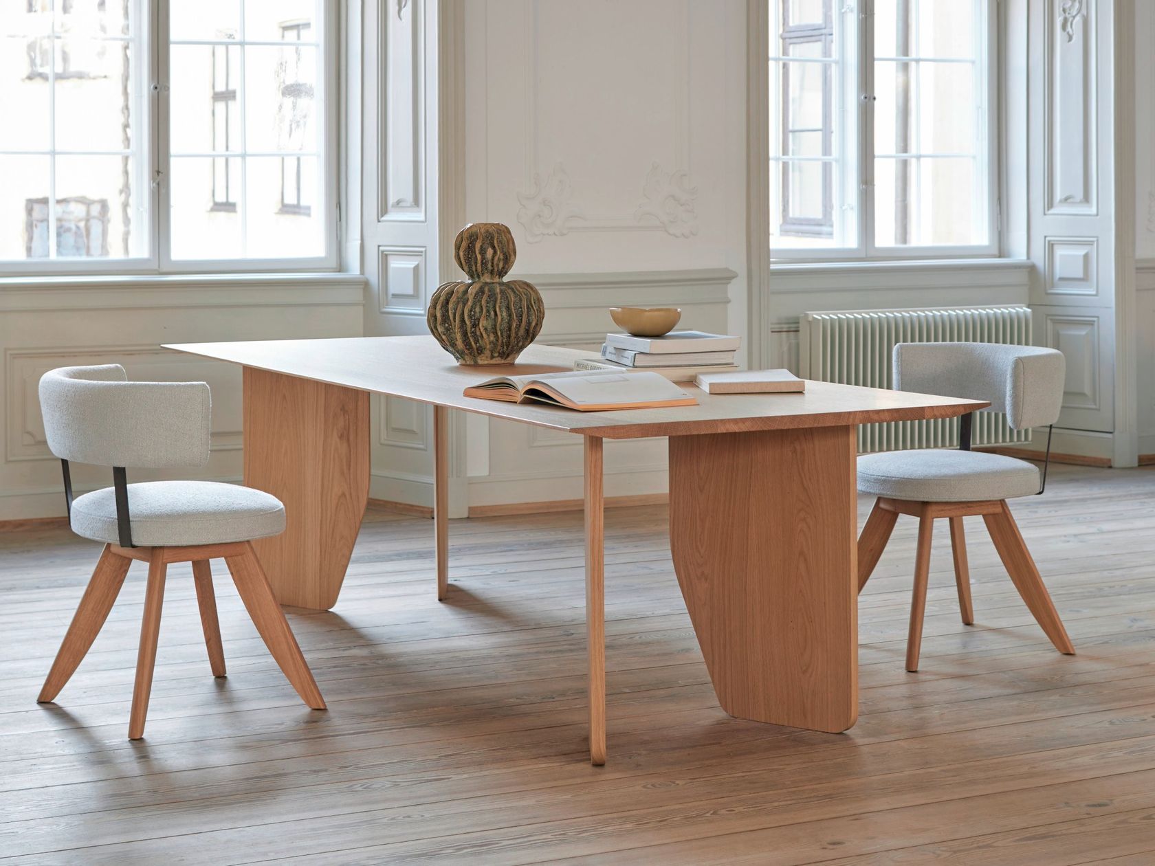 CUT | Round table Round solid wood table By MORE | design Peter Fehrentz