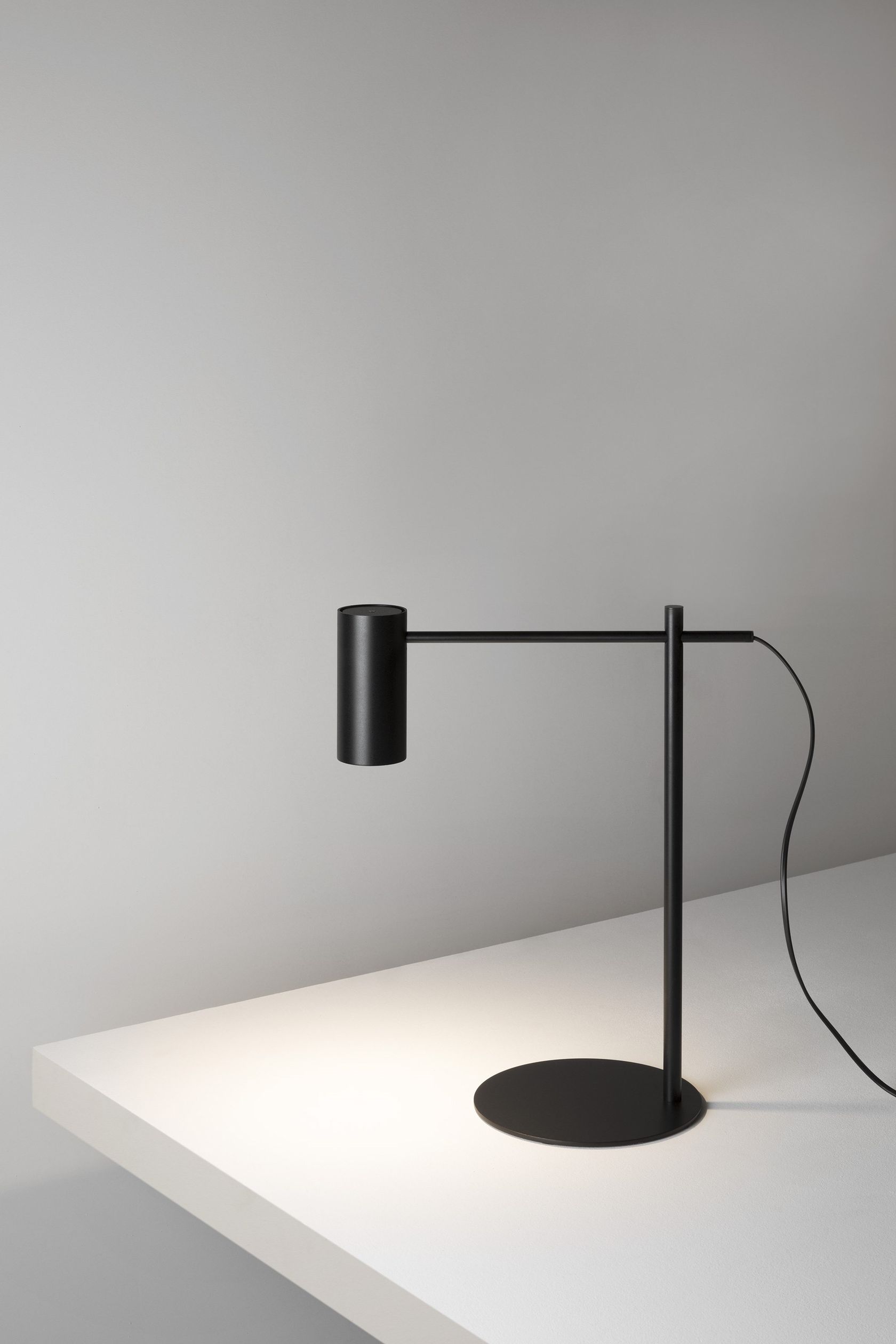 CYLS Adjustable metal table lamp By Estiluz | design Mermelada Estudio