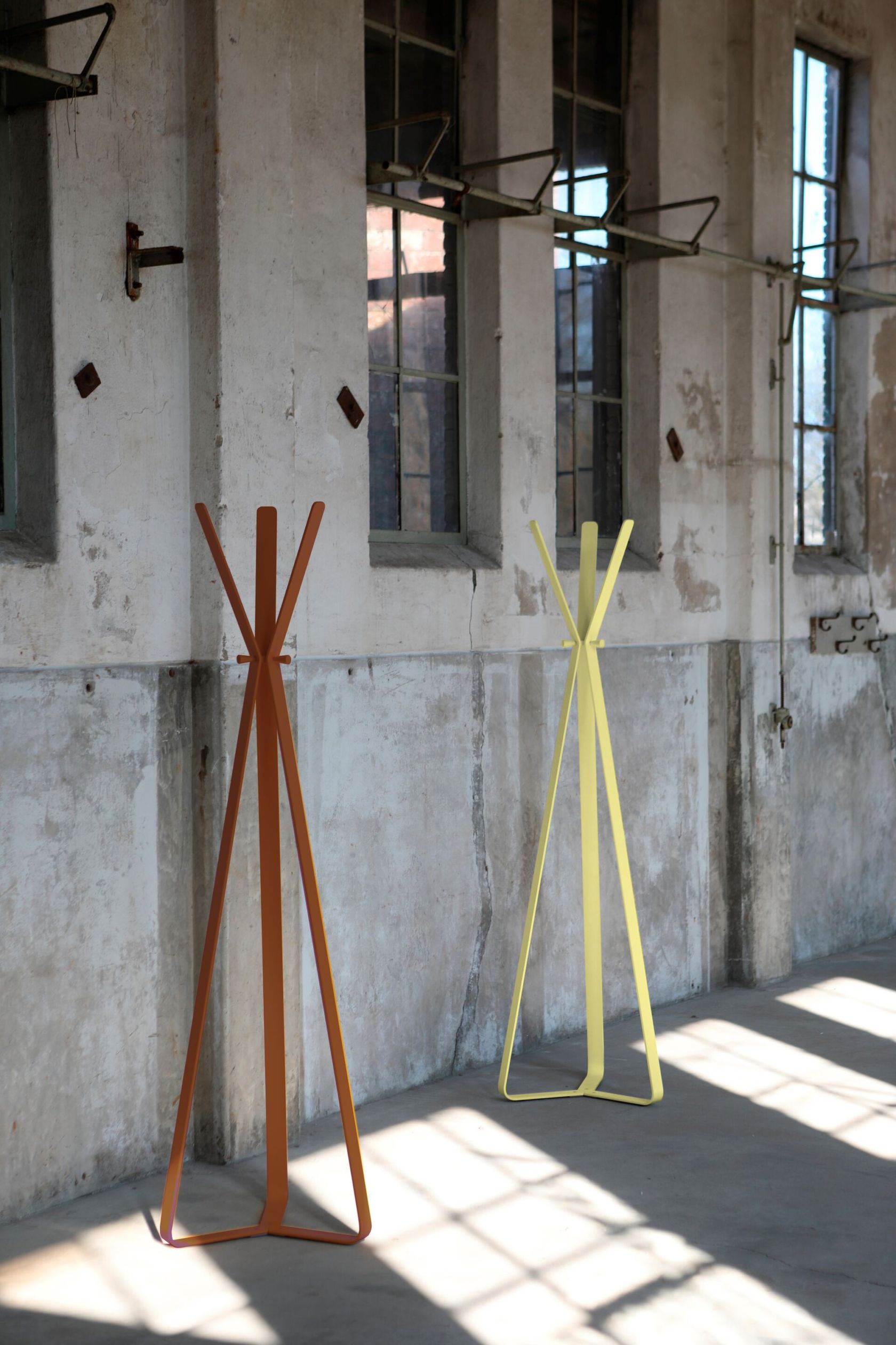 BEND Powder coated steel office coat rack By Cascando