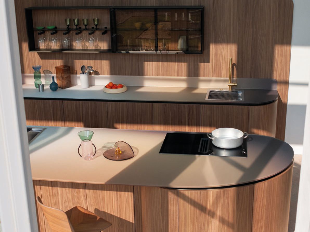 TANGRAM WITH ‘L’ GRIP EDGE Wooden fitted kitchen with island By Cesar