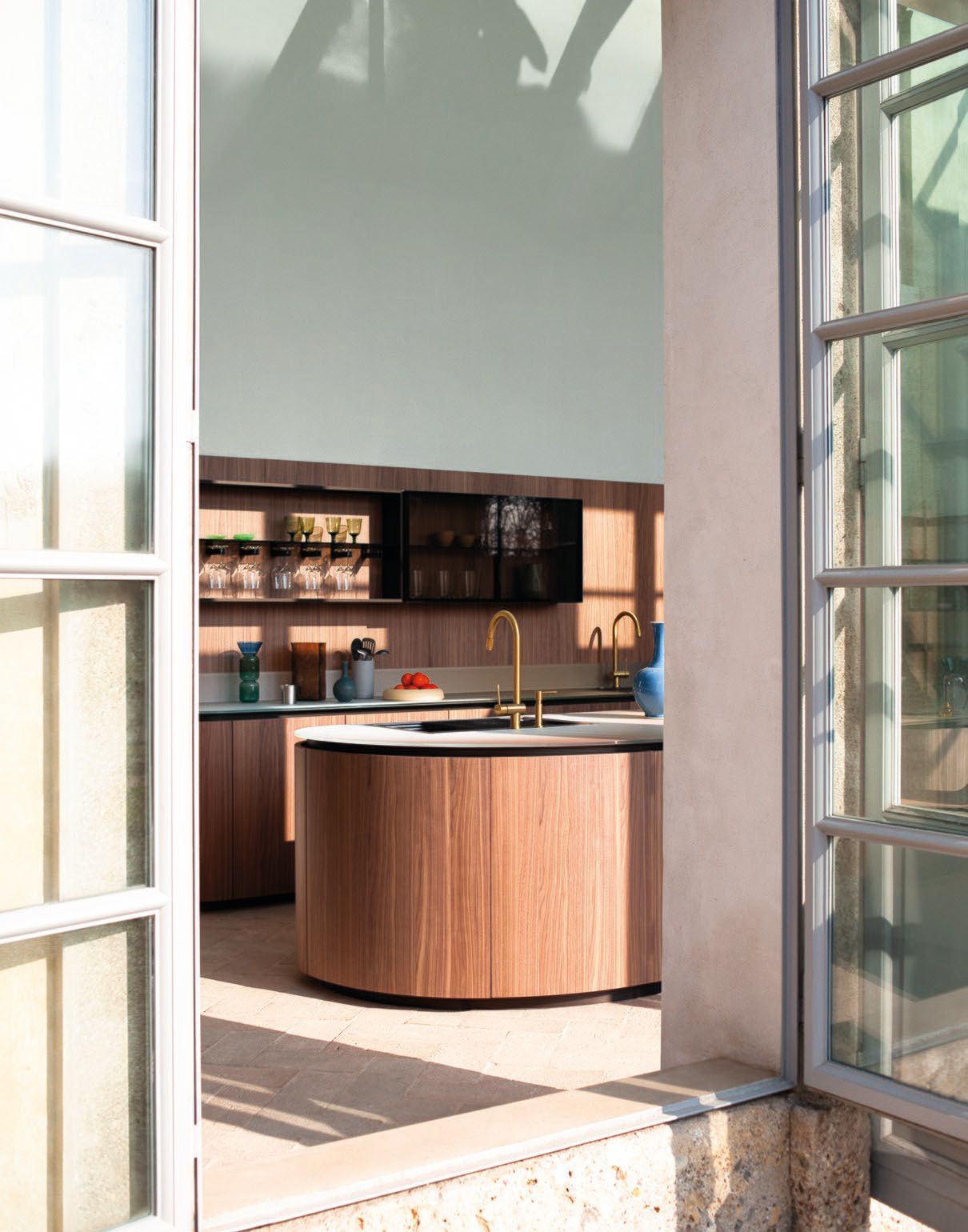 TANGRAM WITH ‘L’ GRIP EDGE Wooden fitted kitchen with island By Cesar