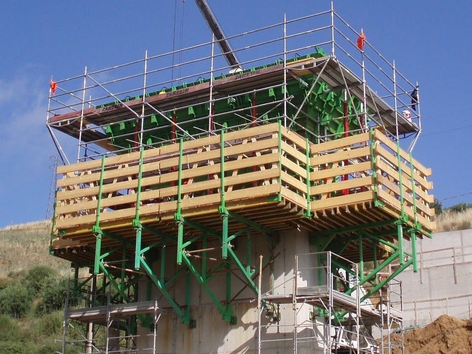Tubular structure and scaffolding CLIMBING BRACKETS By Faresin Formwork