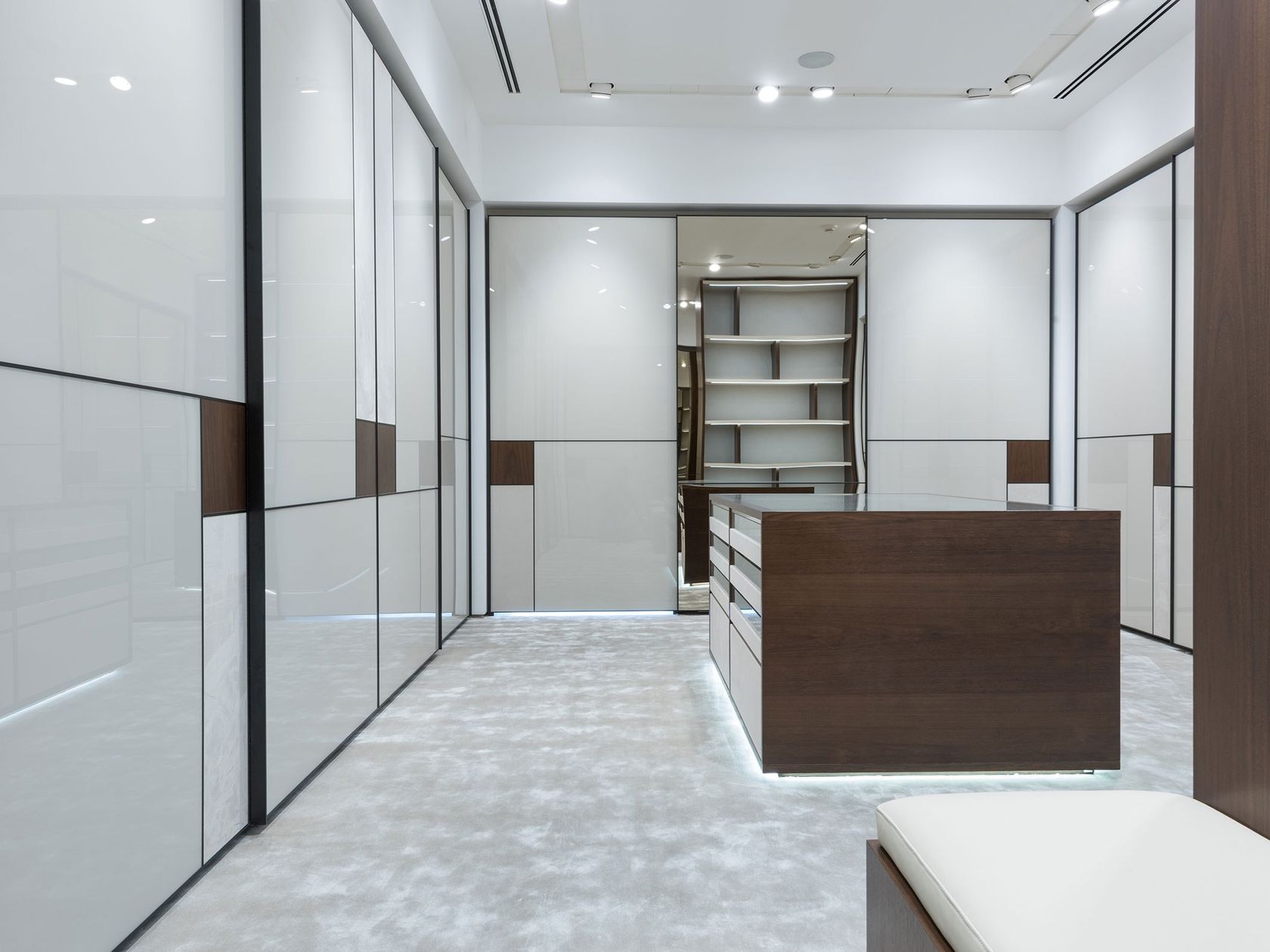 Custom walk-in wardrobe By Cosy International