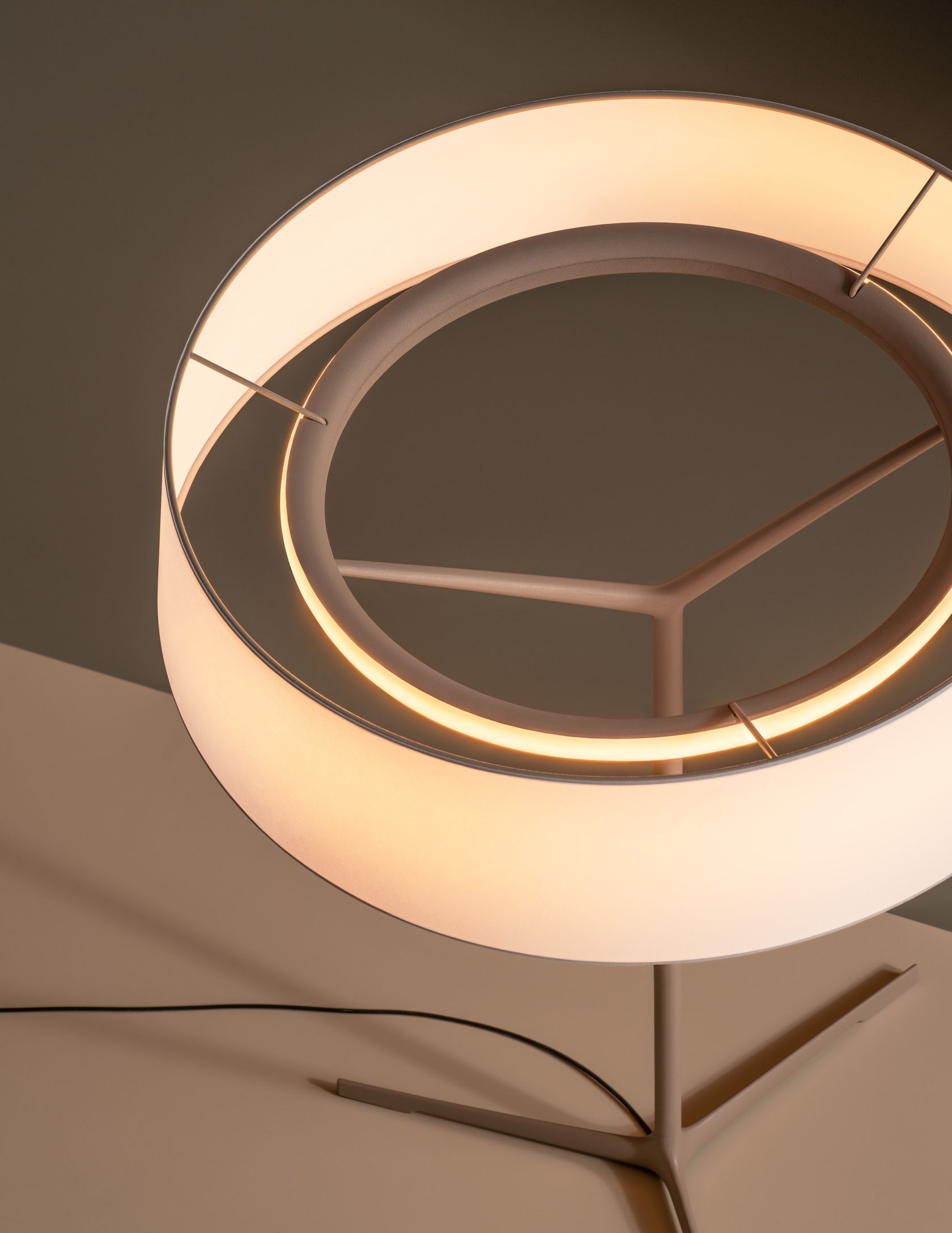 DAMA Lampada da tavolo a LED in metallo e carta By Vibia | design ...