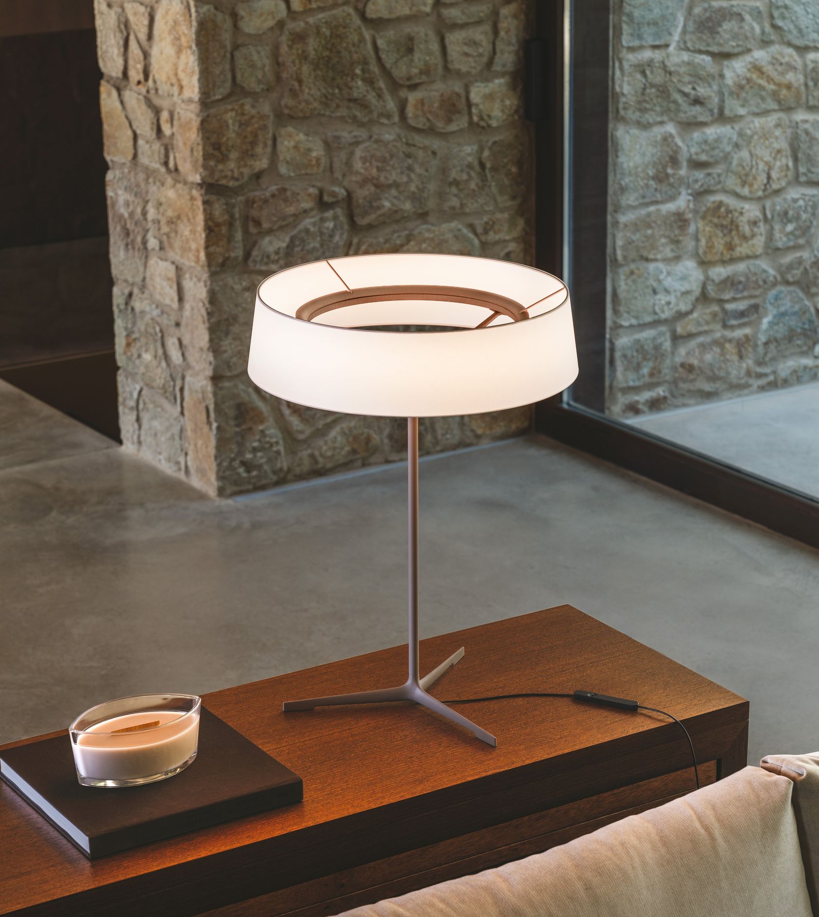 DAMA Lampada da tavolo a LED in metallo e carta By Vibia | design ...