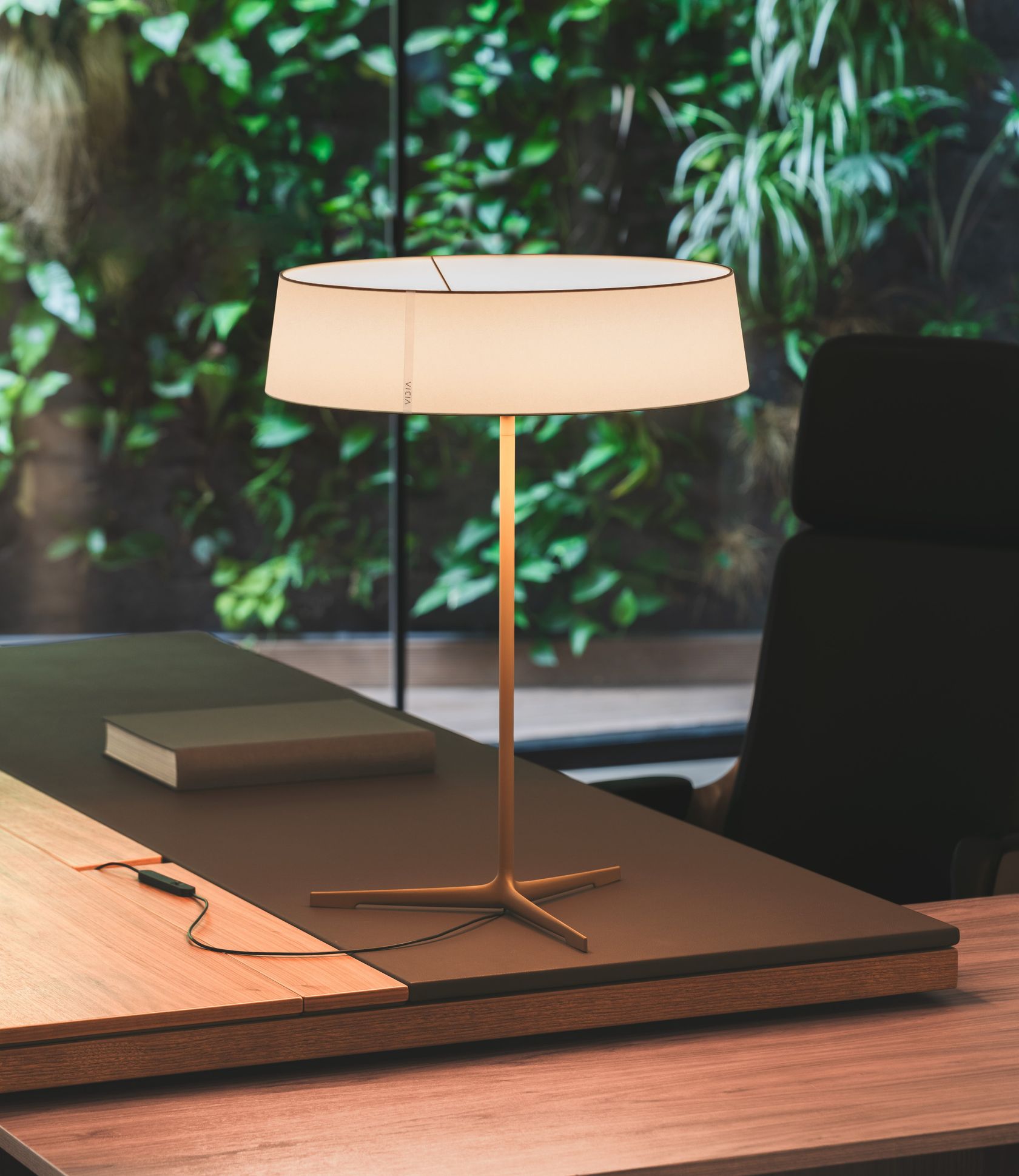 DAMA Lampada da tavolo a LED in metallo e carta By Vibia | design ...