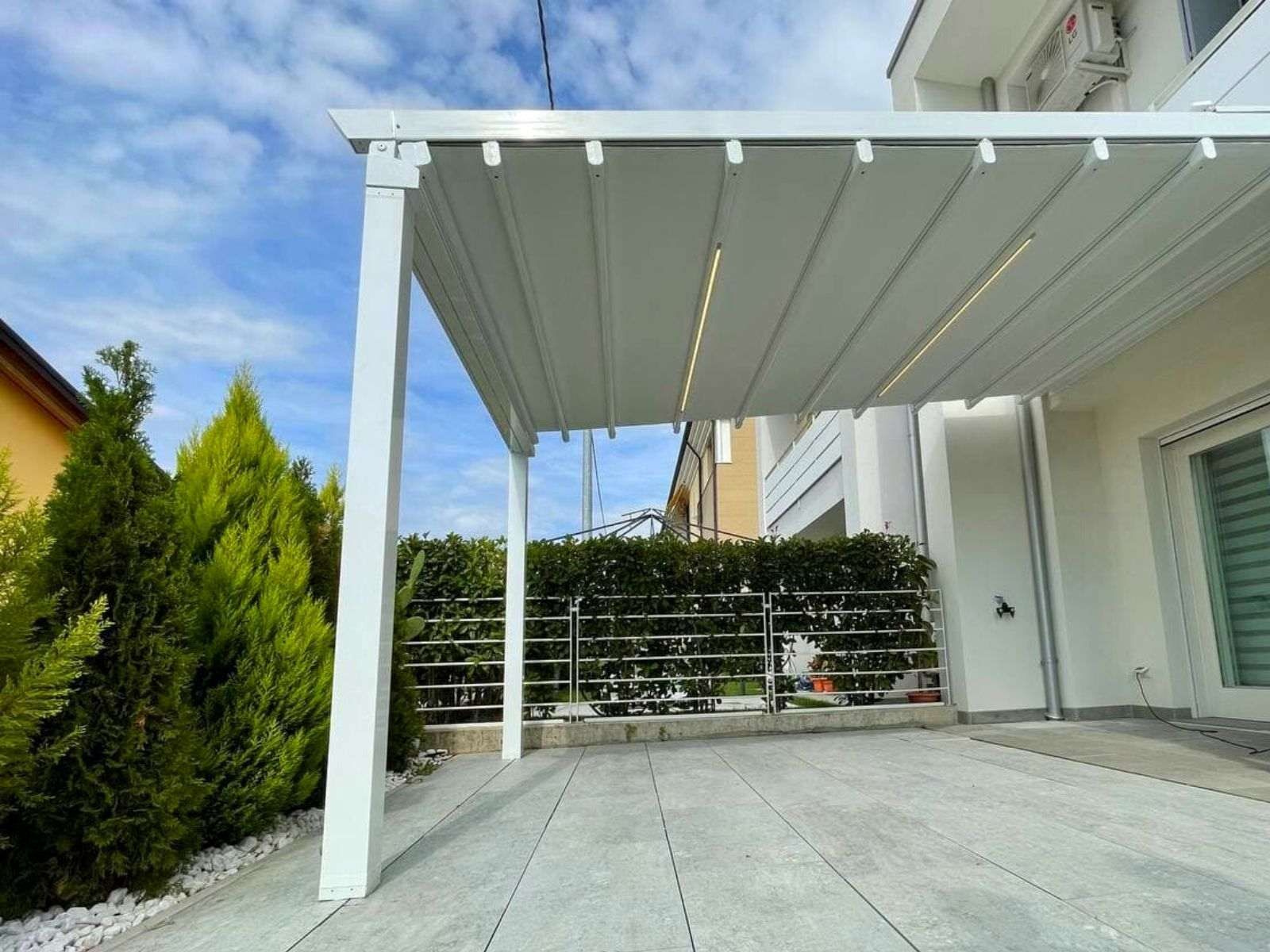 DILETTA Wall-mounted aluminium and PVC pergola with winding cloth ...