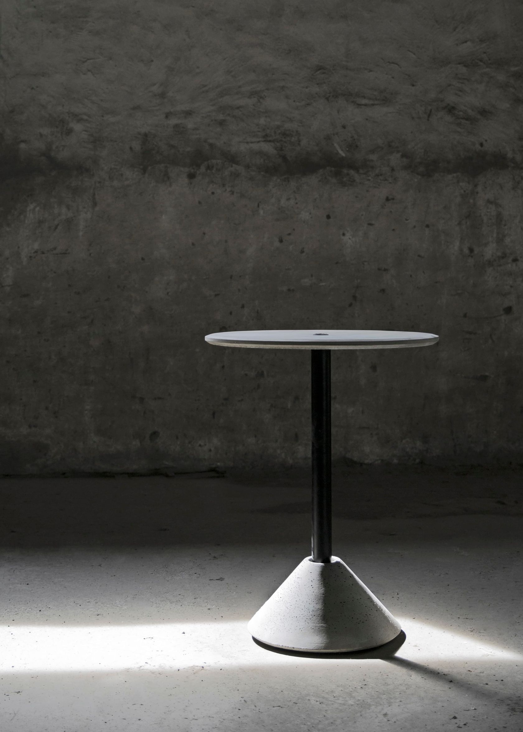 DING | Round table Round concrete table By Bentu Design