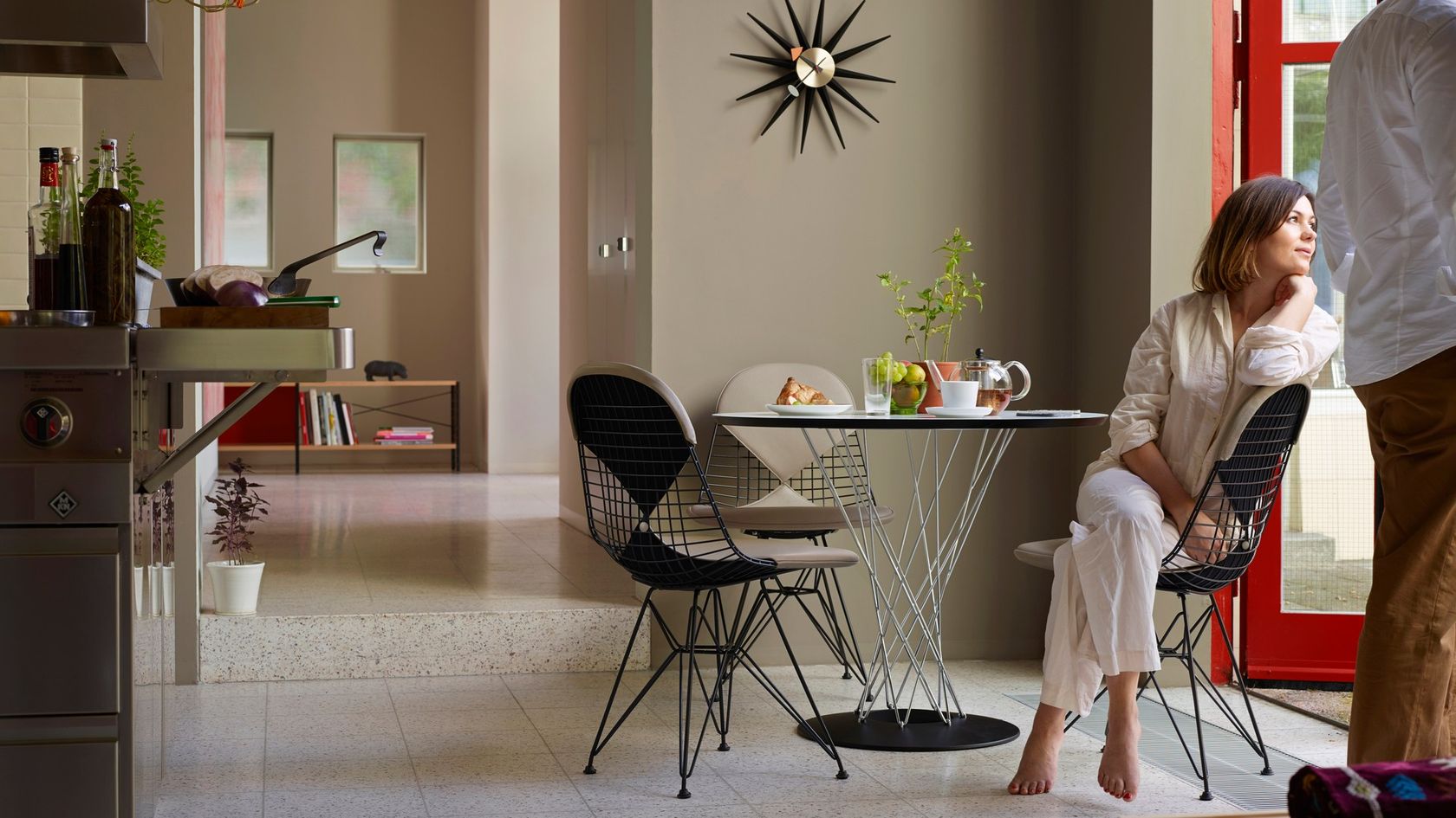 DINING TABLE Round dining table By Vitra | design Isamu Noguchi