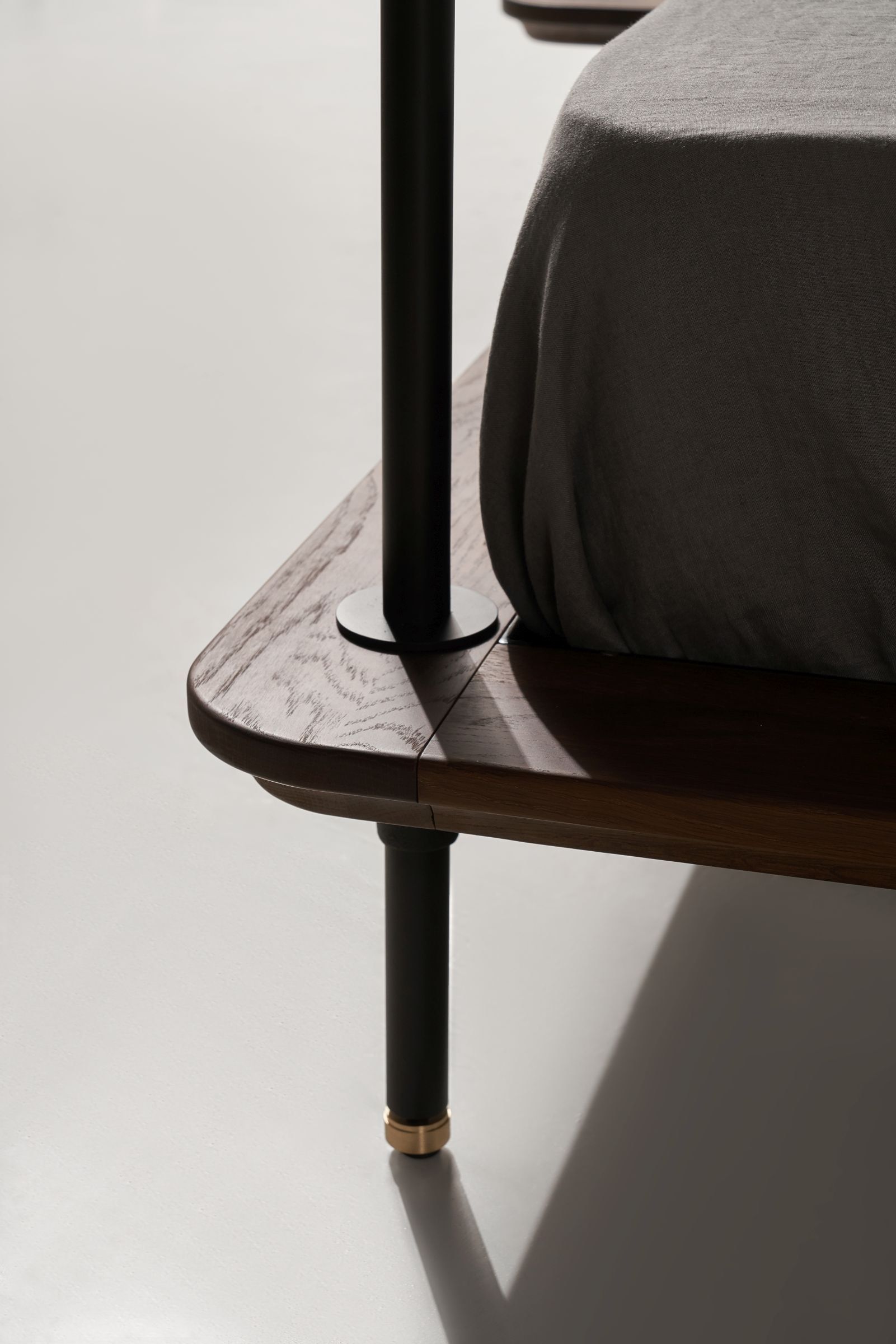 DISTRIKT | Canopy bed By District Eight