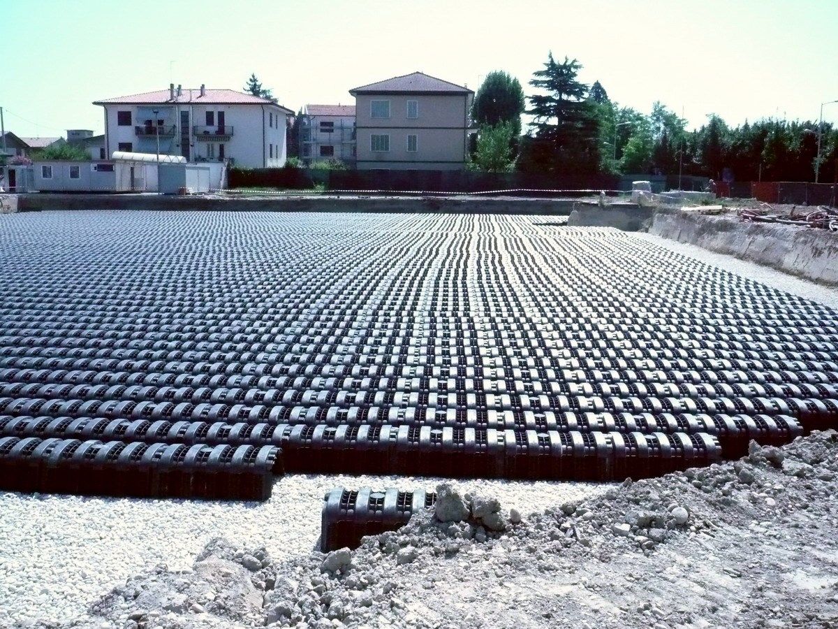 Elemento e canale di drenaggio in plastica DRENING REFLUE - Geoplast ...