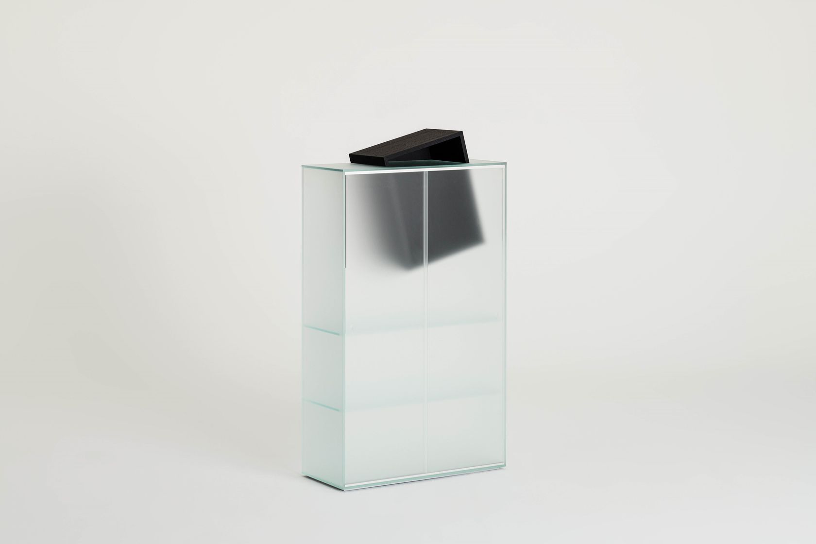 DRIFT Display cabinet with sliding doors By Glas Italia | design Nendo