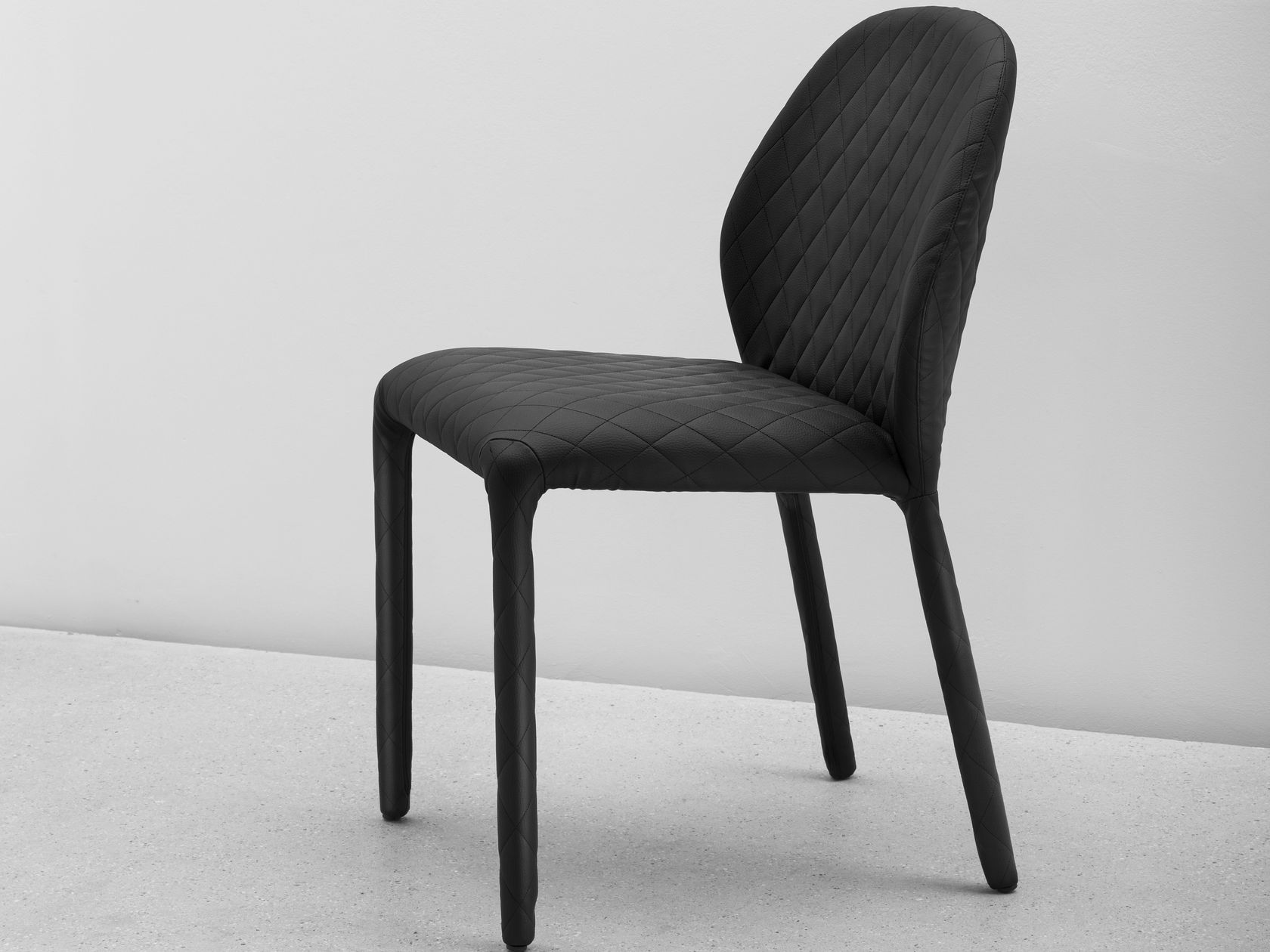 DUMBO Upholstered leather chair By Miniforms | design Zaven