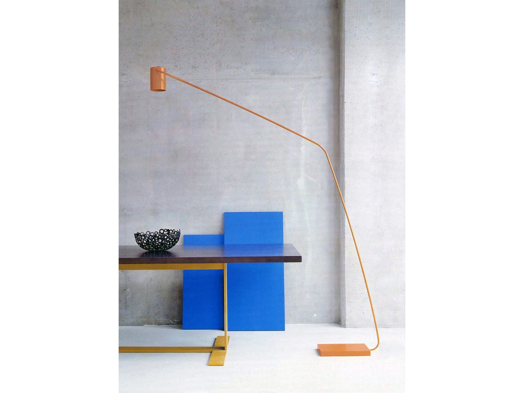 LED powder coated steel floor lamp E.T. By spHaus