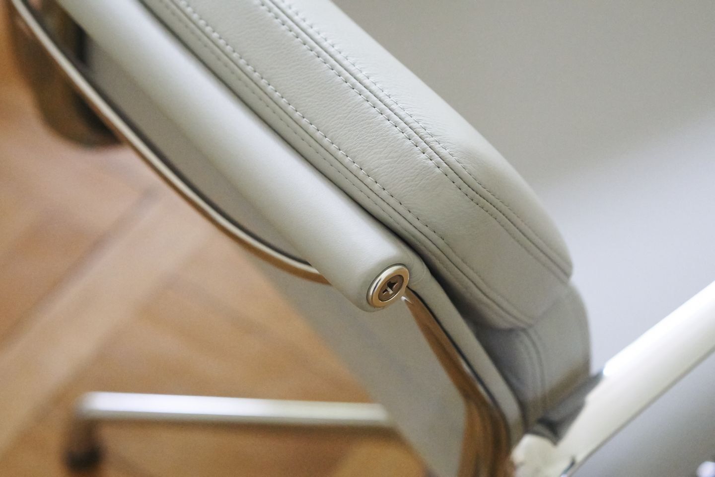 EAMES SOFT PAD GROUP Swivel leather office chair with armrests with 5 ...