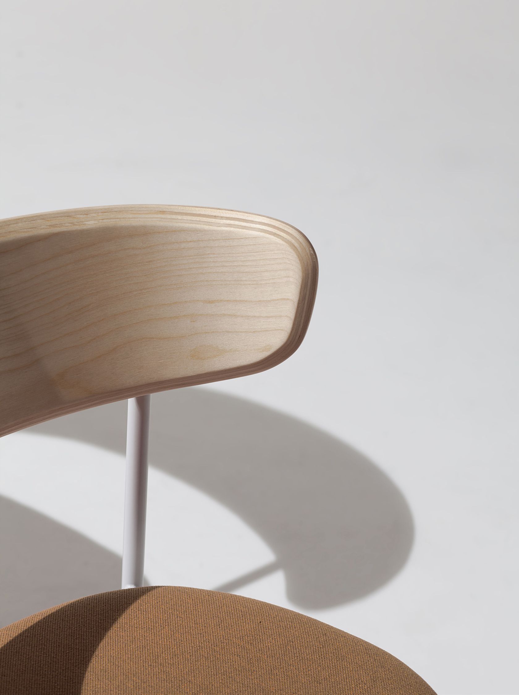 Sedia con seduta imbottita e schienale in multistrato EASY CHAIR By ...