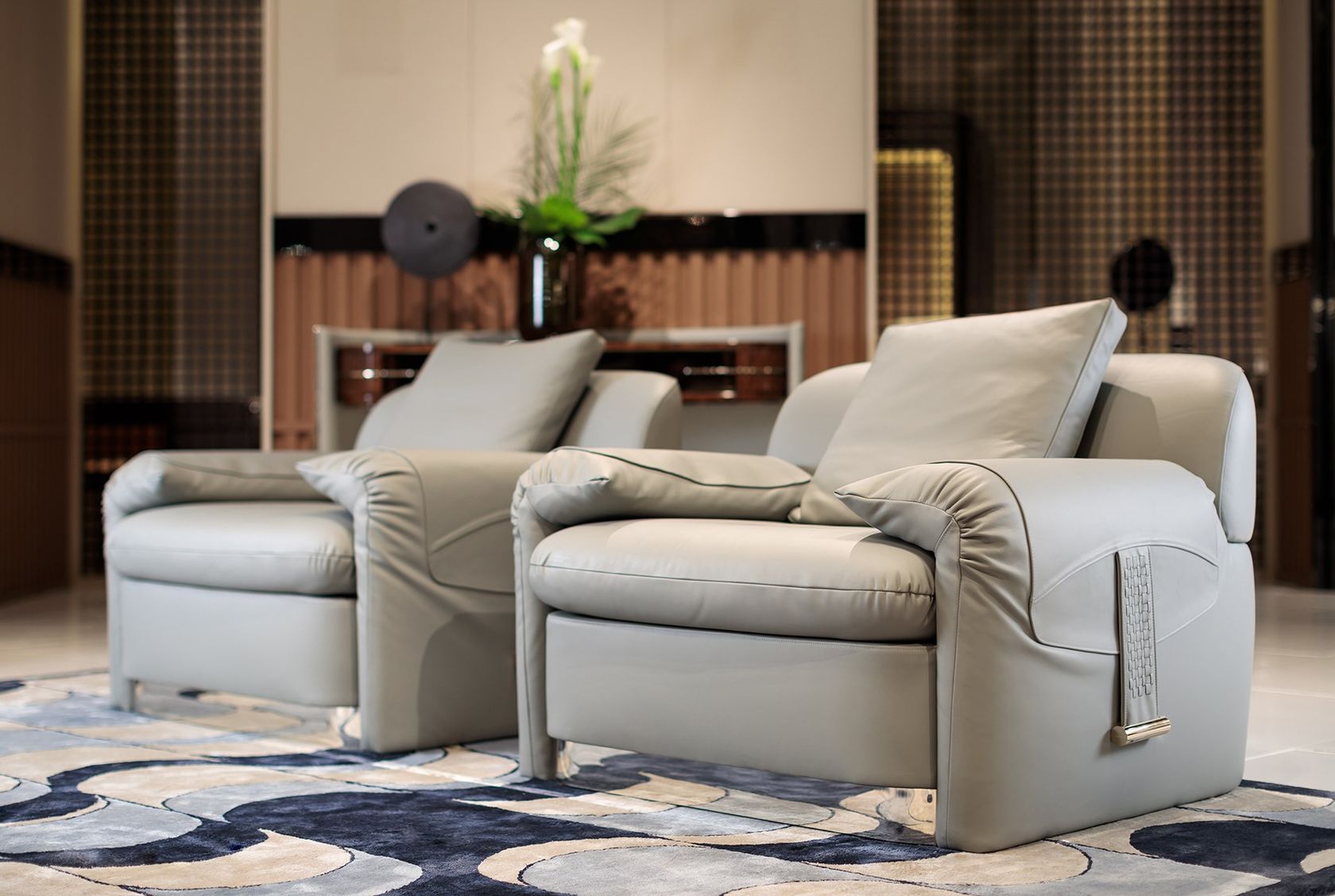 ECLIPSE Leather armchair with armrests By Turri | design Andrea Bonini