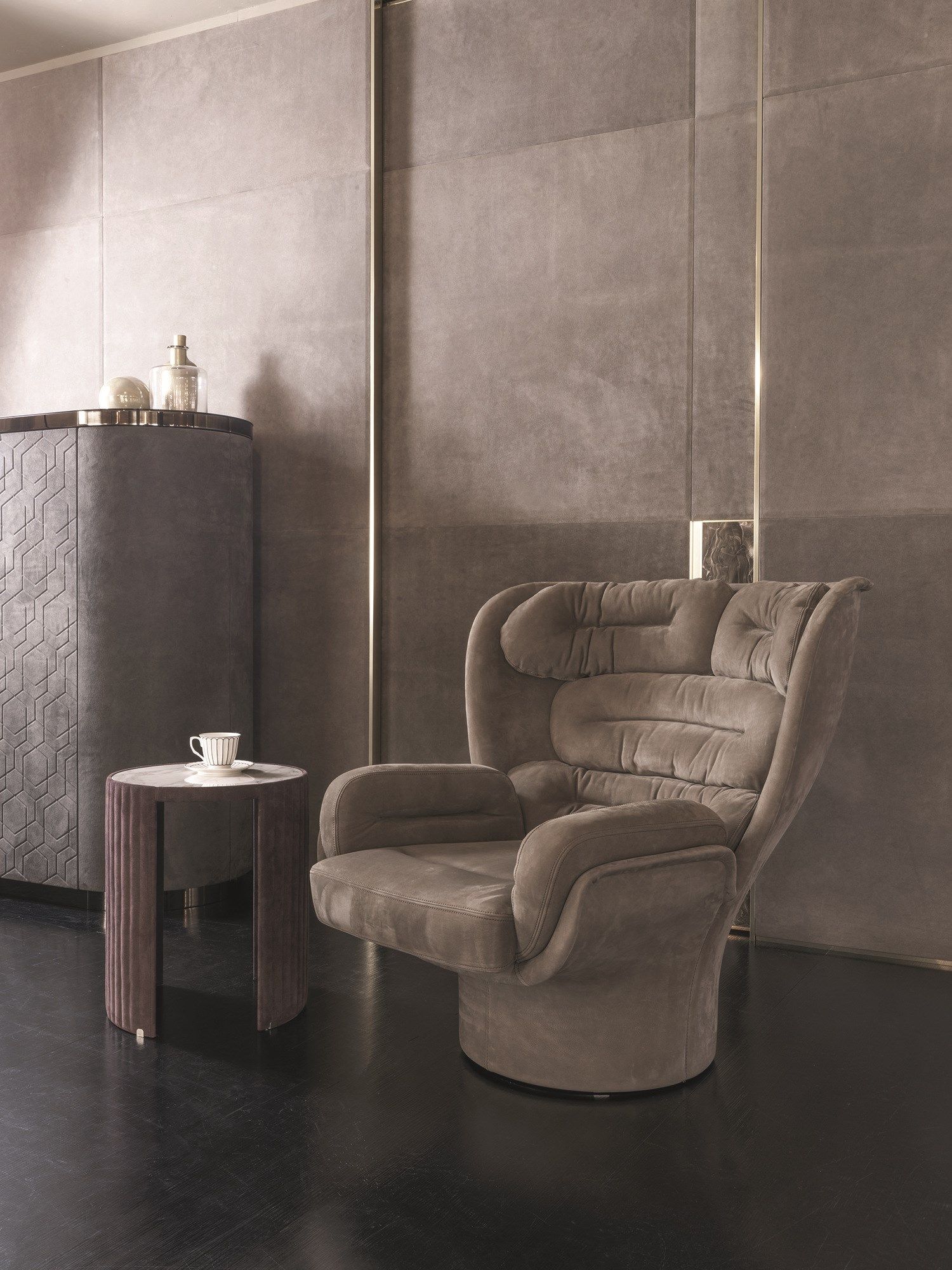 ELDA Poltrona girevole in pelle By Longhi | design Joe Colombo