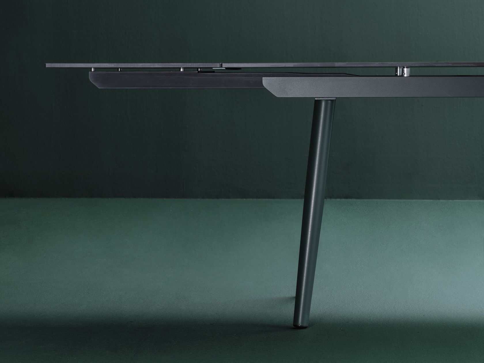 ELLISSE Extending powder coated aluminium garden table By Varaschin