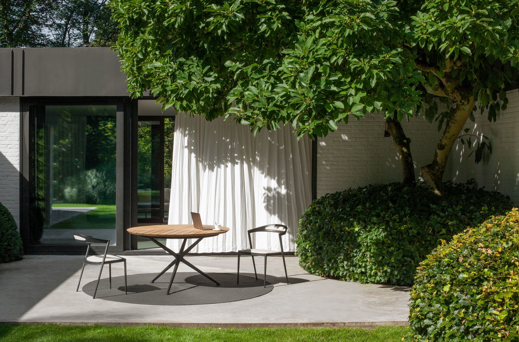 EXES Round teak garden table By Royal Botania