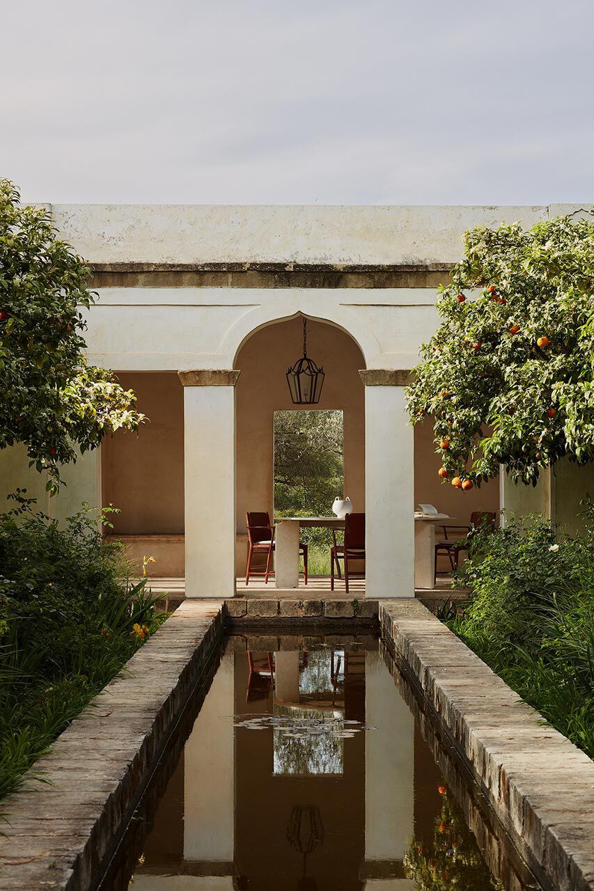 LEVANTE Mahogany and leather garden chair with armrests By Exteta