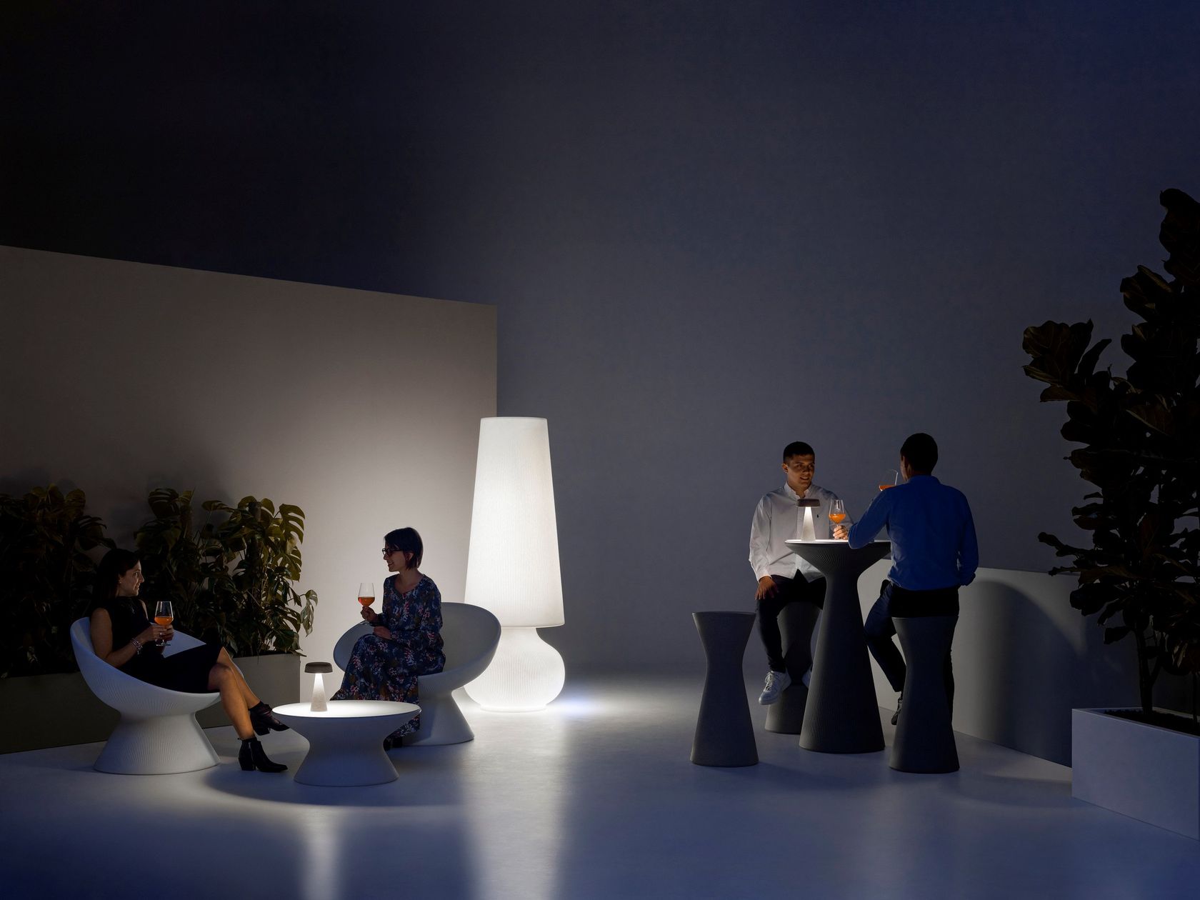 FADE Round polyethylene coffee table By Plust | design Marco Gregori