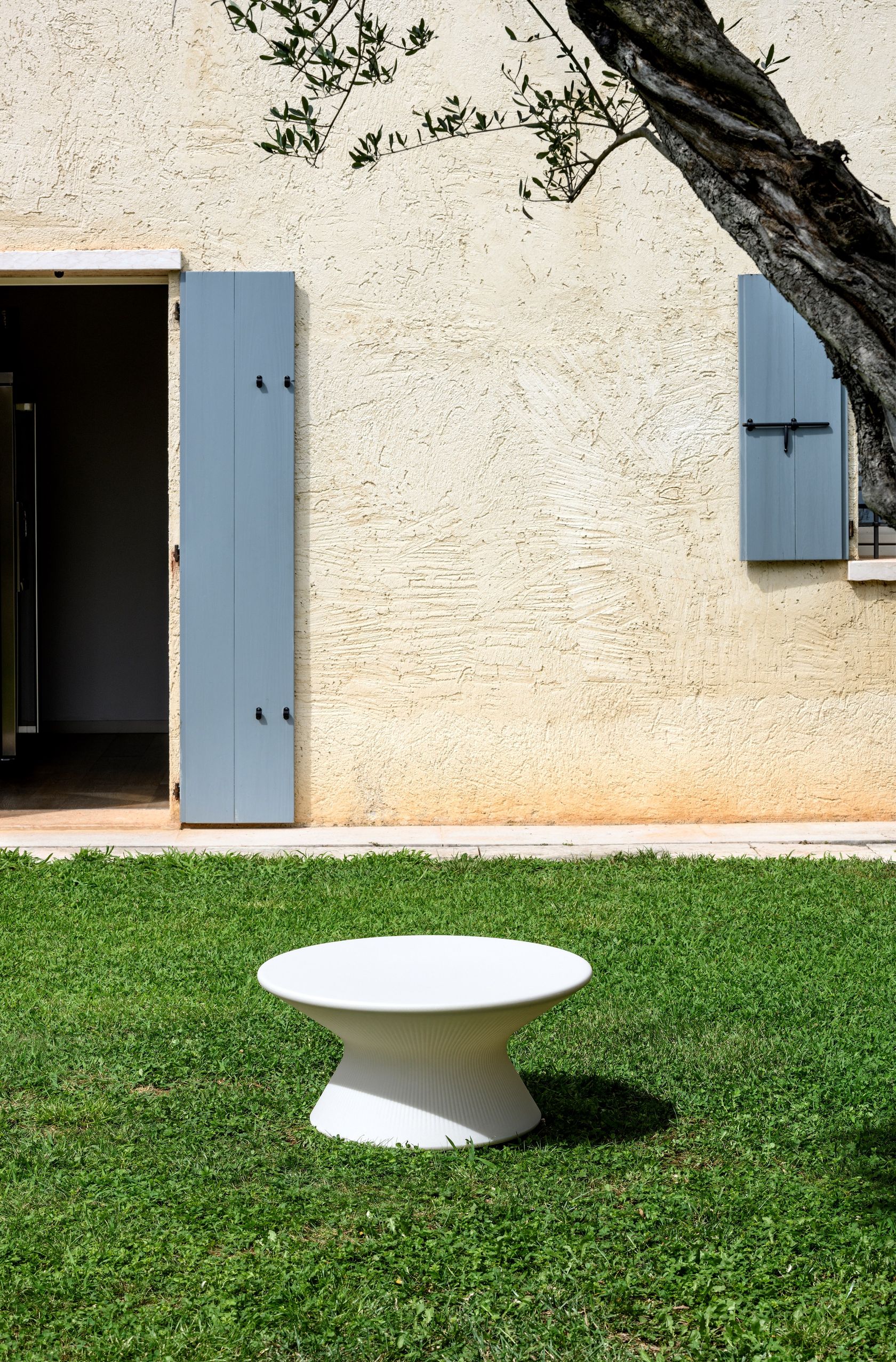 FADE Round polyethylene coffee table By Plust | design Marco Gregori