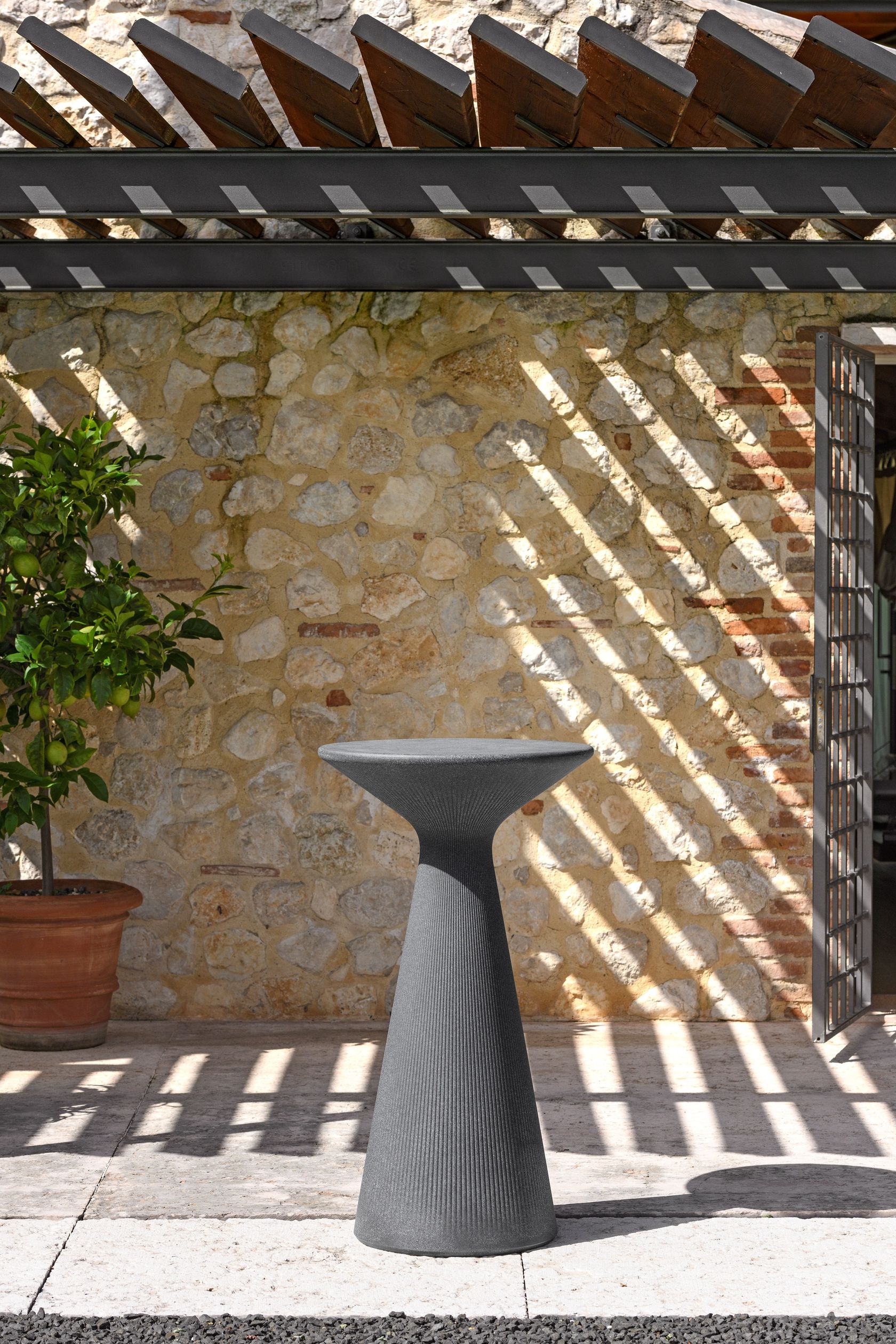 FADE Round polyethylene high table By Plust | design Marco Gregori