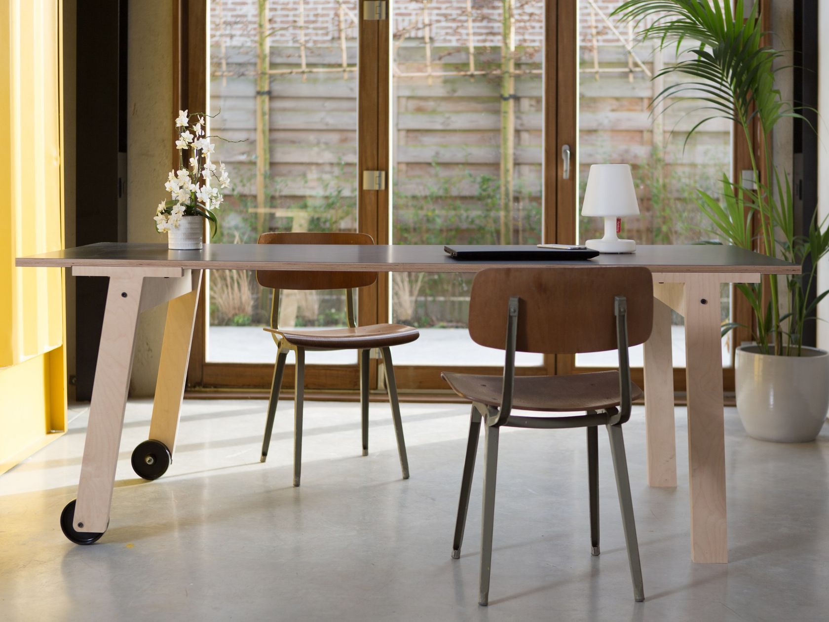 FLAT | Table with castors By rform