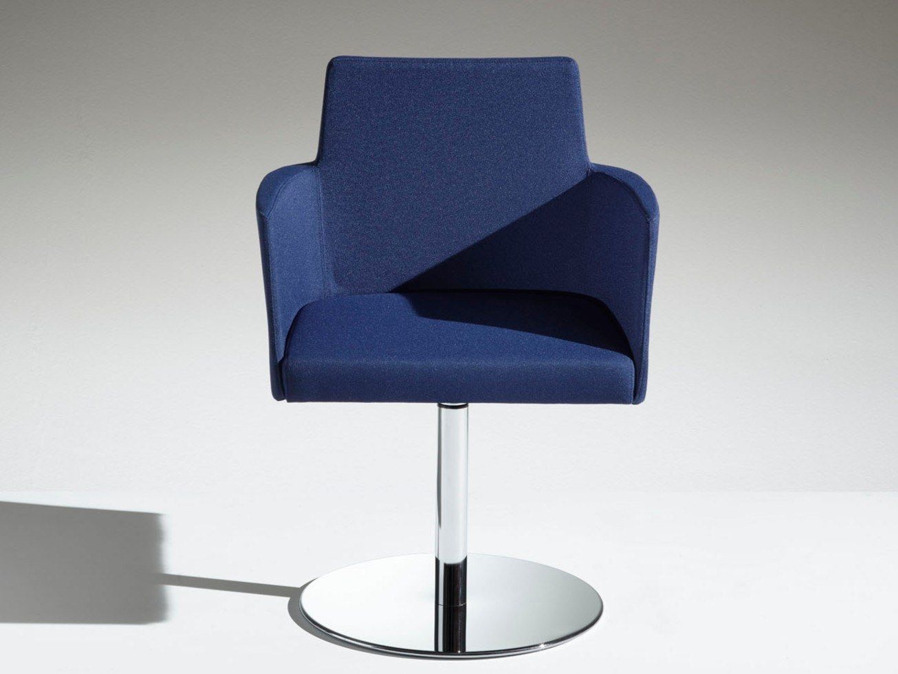FLEET Swivel leather easy chair with armrests By LAMM | design Emilio Nanni