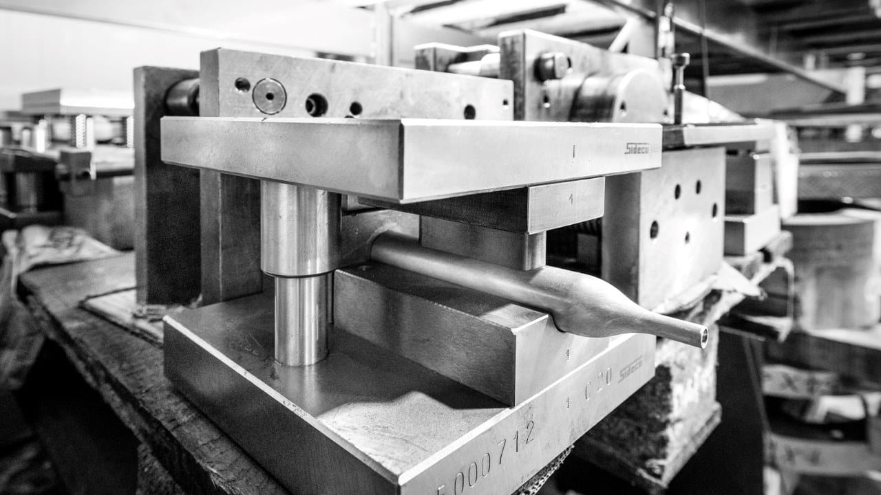 FLO LED dimmable aluminium wall lamp By Lumina | design Foster + Partners