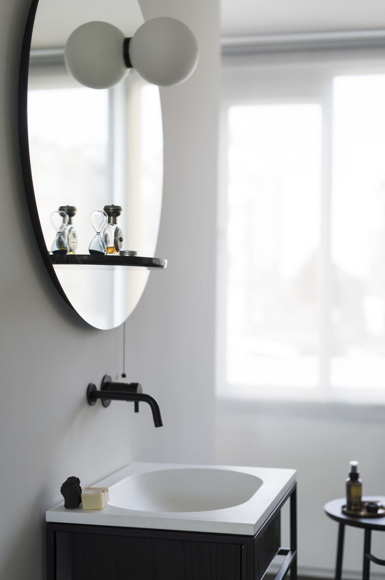 Round wall-mounted bathroom mirror FLOAT By Ex.t design Samuel Wilkinson