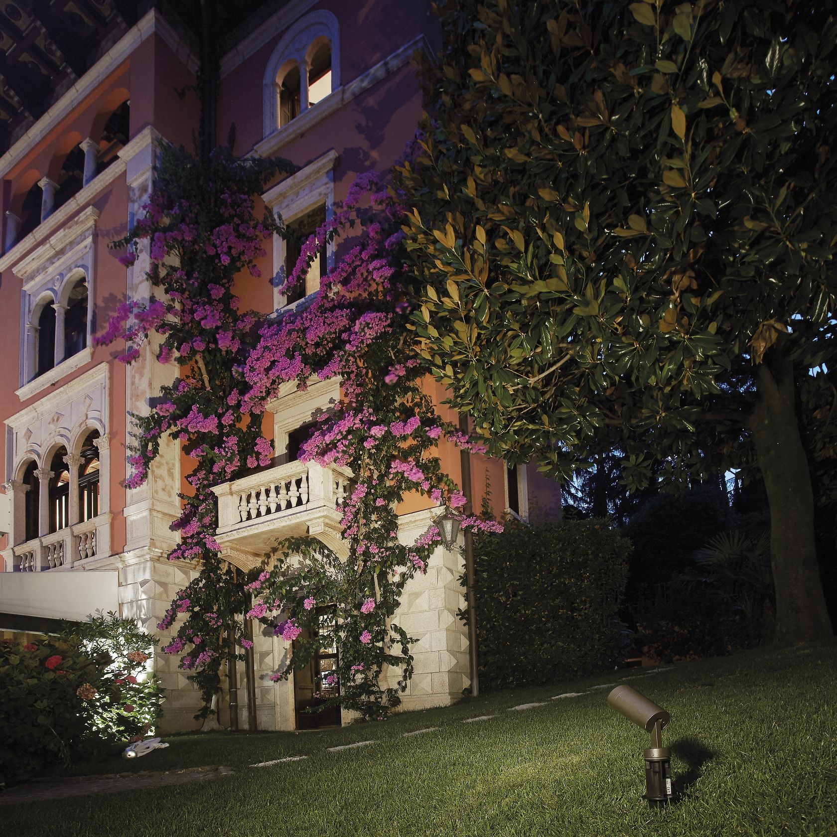 Proiettore per esterno a LED in alluminio pressofuso FLOWER ZOOM ...